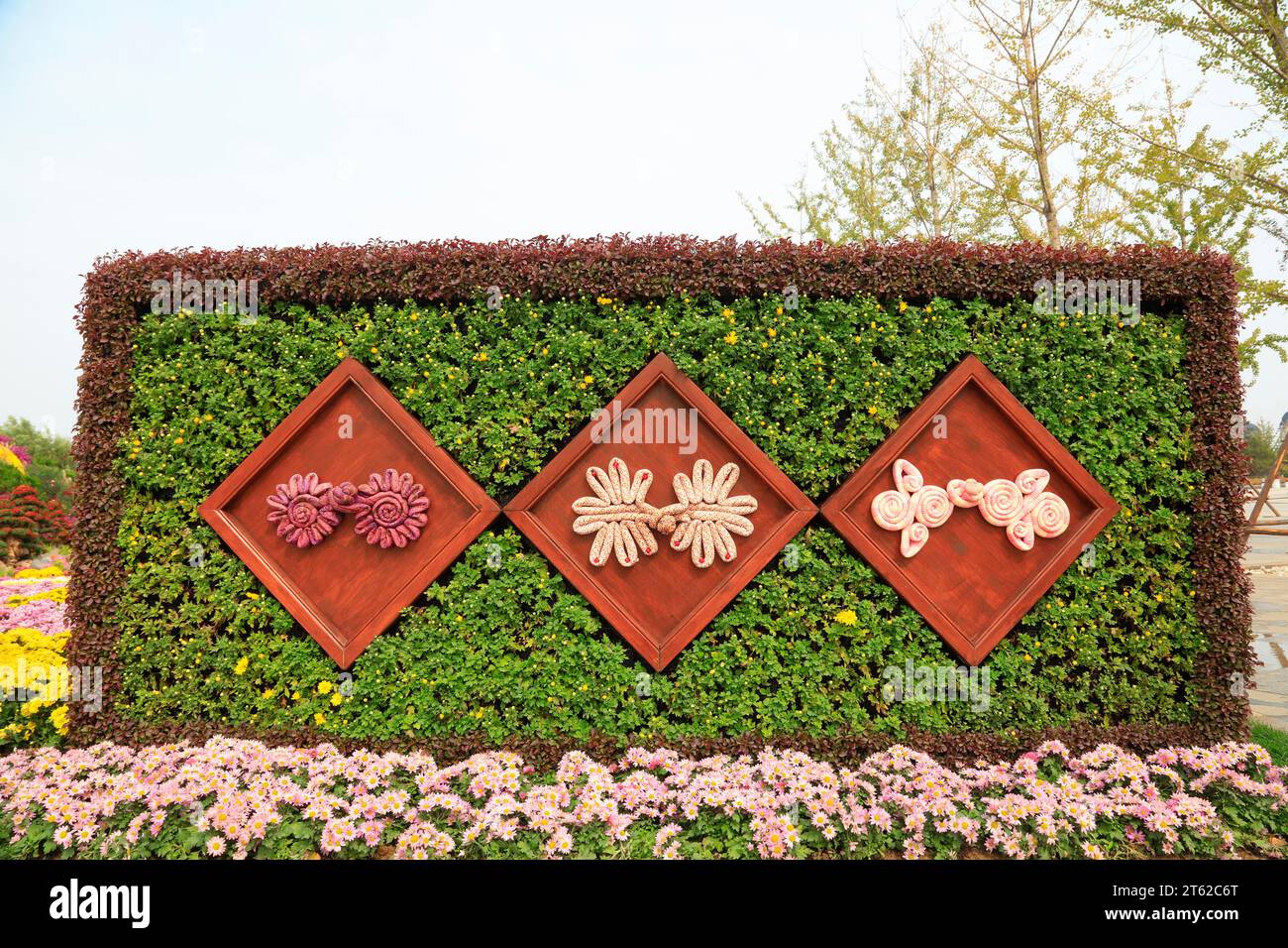 Green sculpture of Chinese traditional loop shape Stock Photo - Alamy