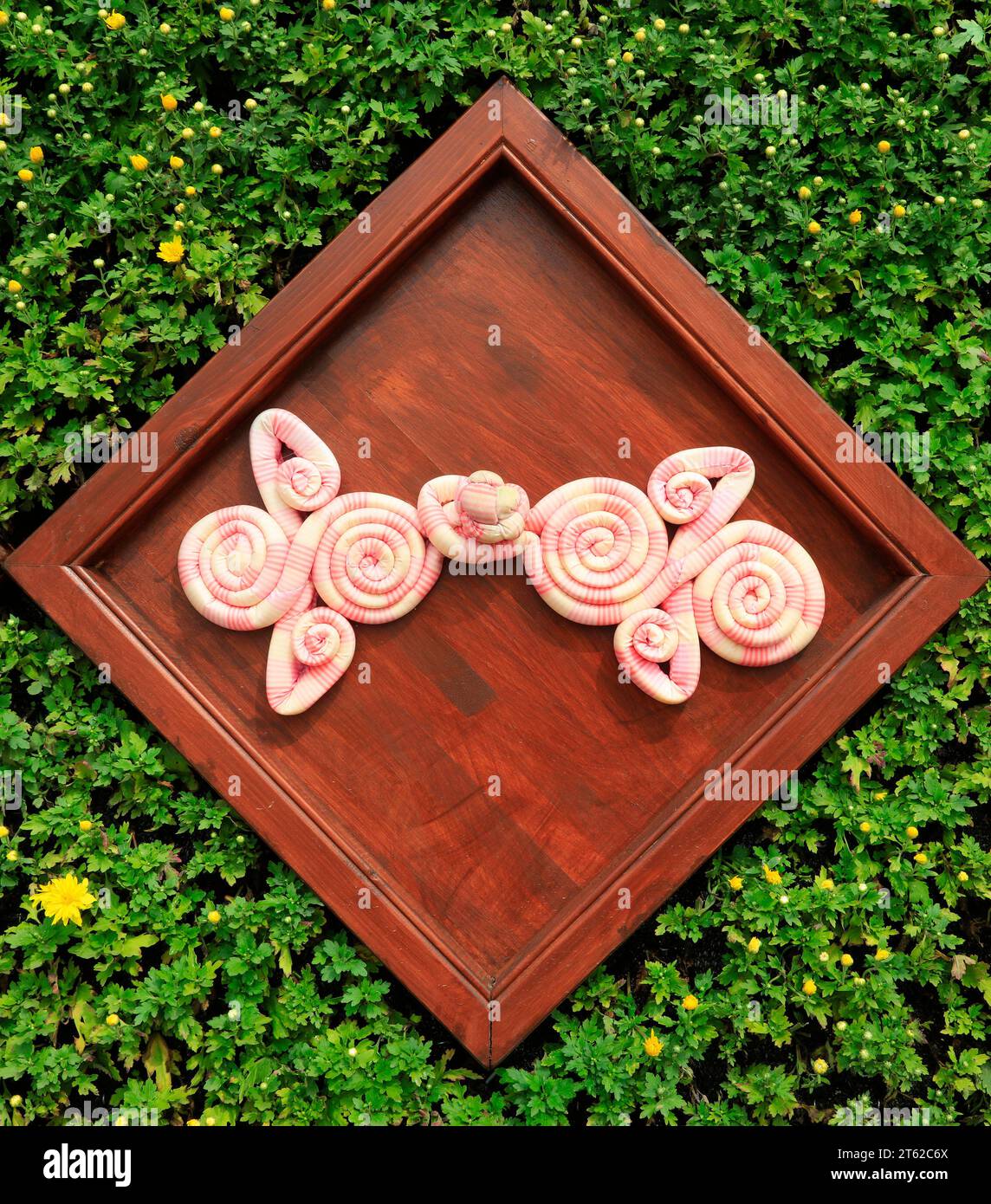 Green sculpture of Chinese traditional loop shape Stock Photo - Alamy
