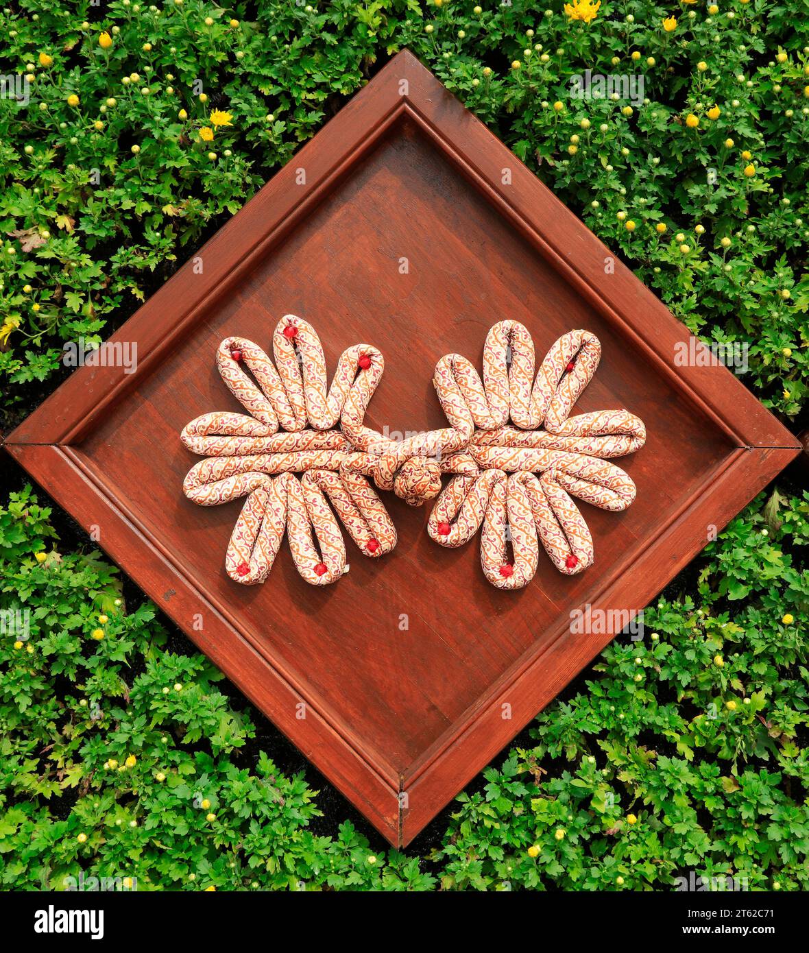 Green sculpture of Chinese traditional loop shape Stock Photo - Alamy