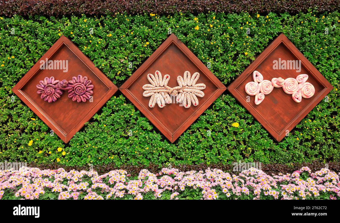 Green sculpture of Chinese traditional loop shape Stock Photo - Alamy