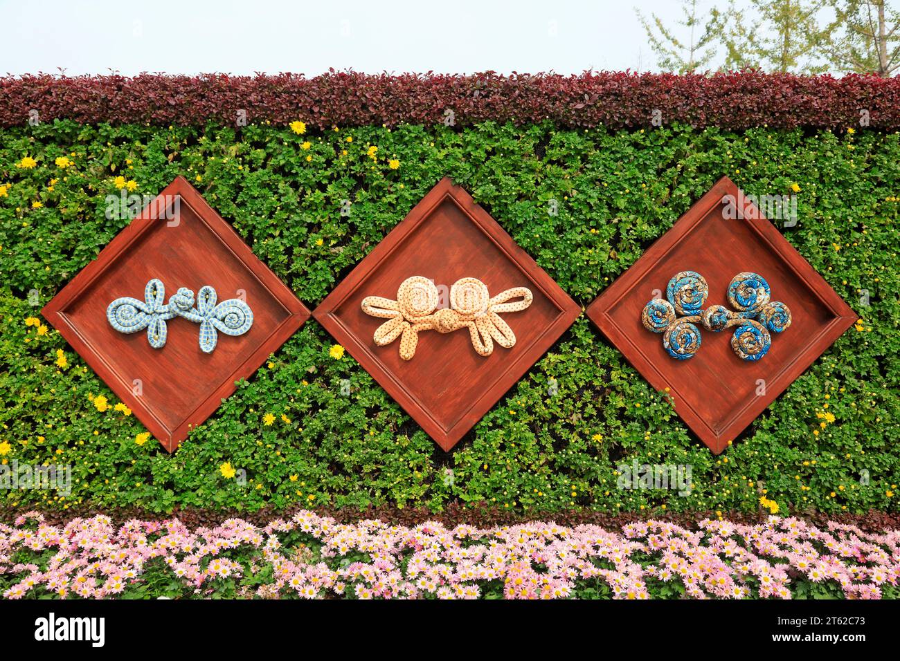 Green sculpture of Chinese traditional loop shape Stock Photo - Alamy