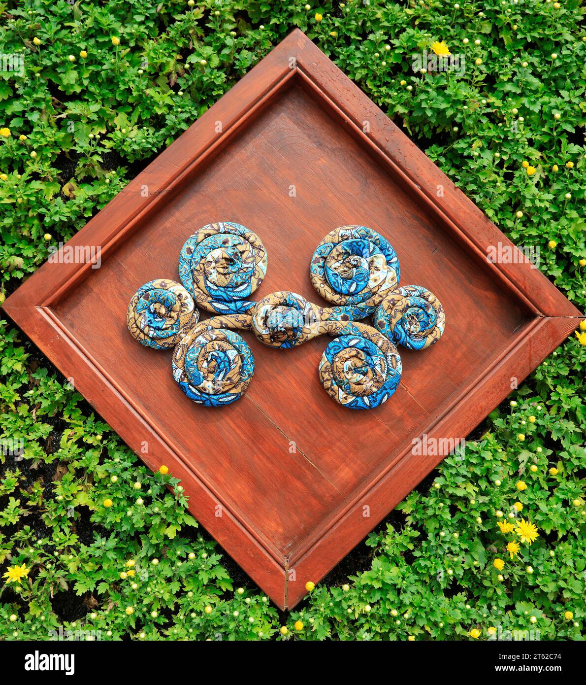 Green sculpture of Chinese traditional loop shape Stock Photo - Alamy Green sculpture of Chinese traditional loop shape Stock Photo - Alamy