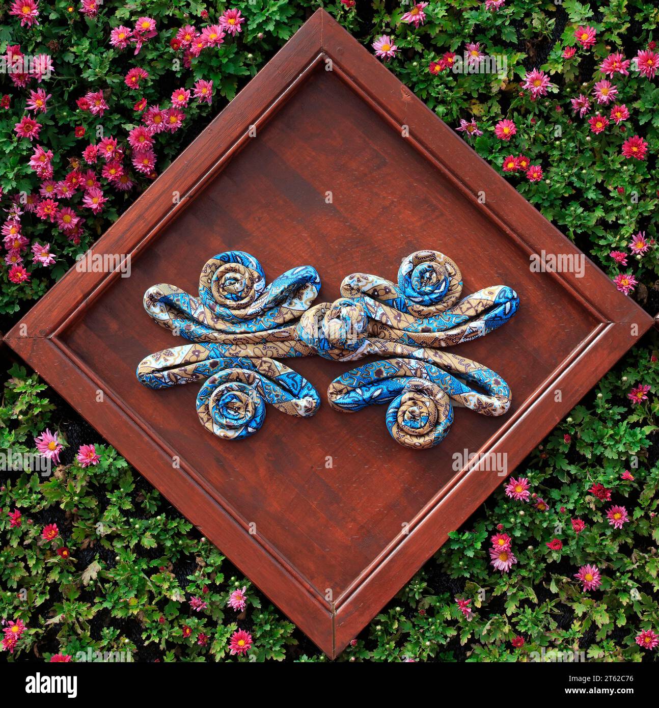 Green sculpture of Chinese traditional loop shape Stock Photo - Alamy