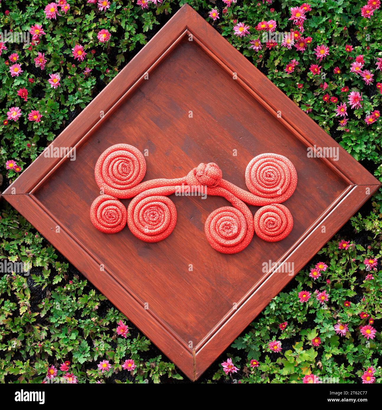 Green sculpture of Chinese traditional loop shape Stock Photo - Alamy