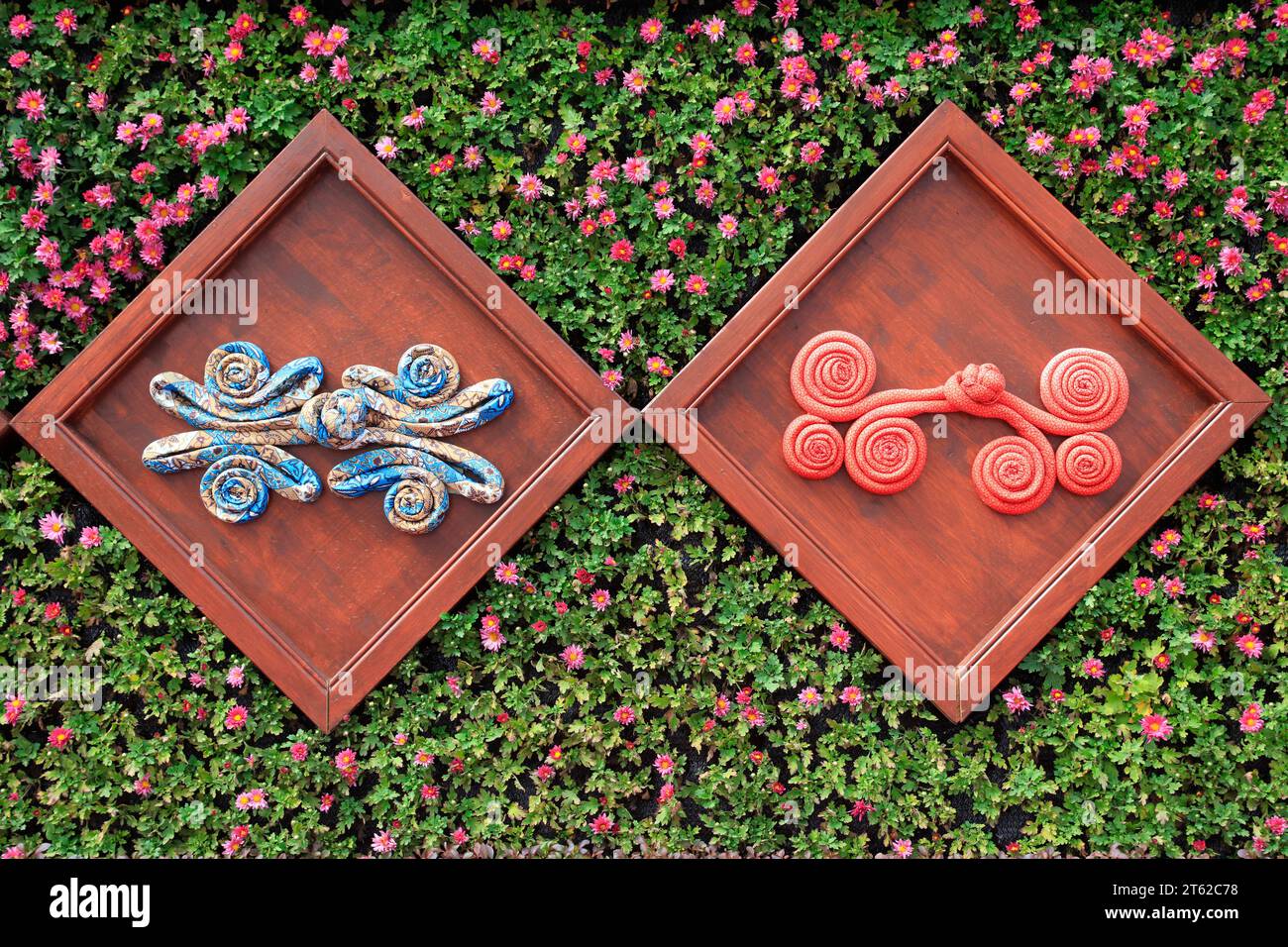 Green sculpture of Chinese traditional loop shape Stock Photo - Alamy