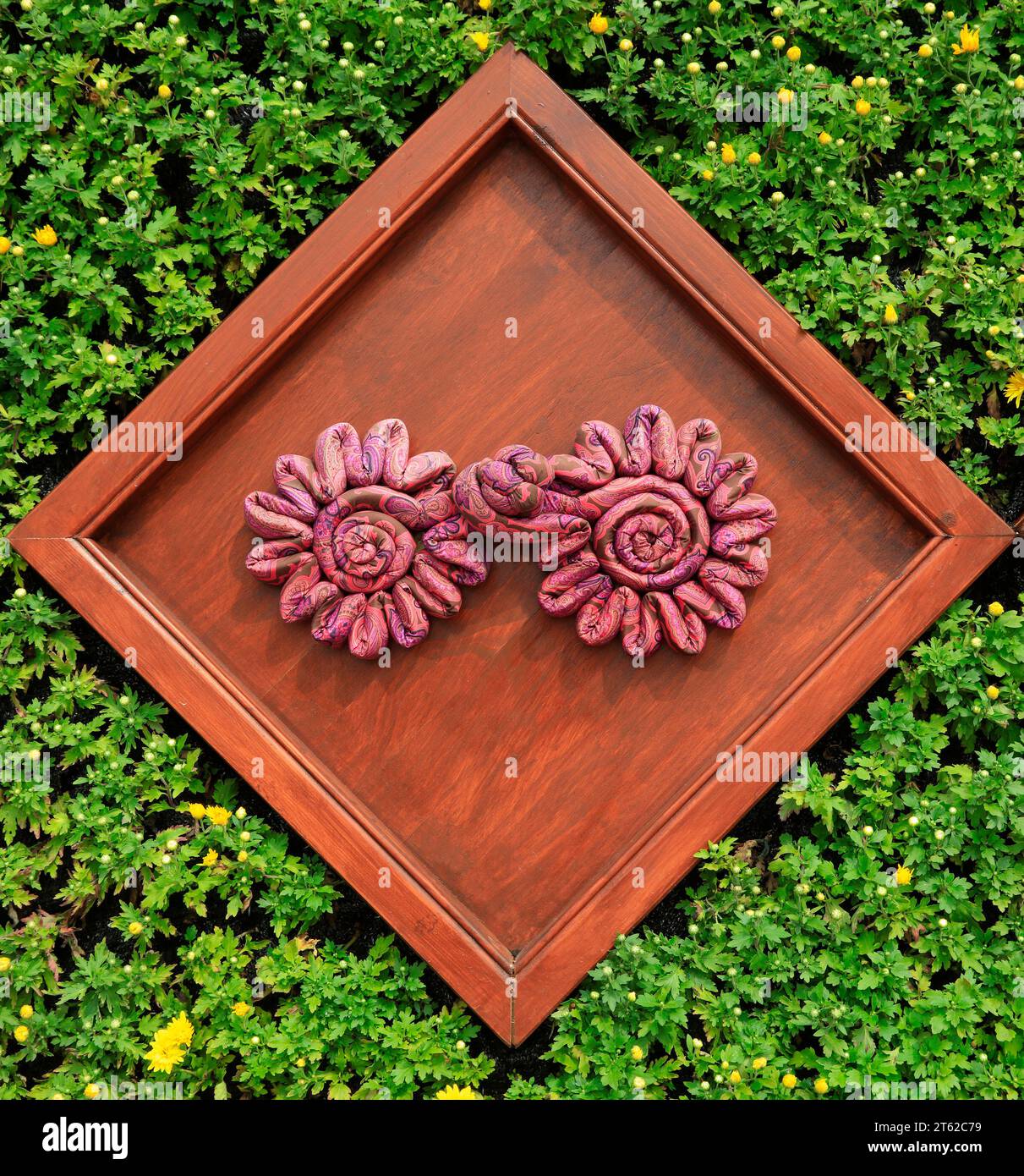Green sculpture of Chinese traditional loop shape Stock Photo - Alamy
