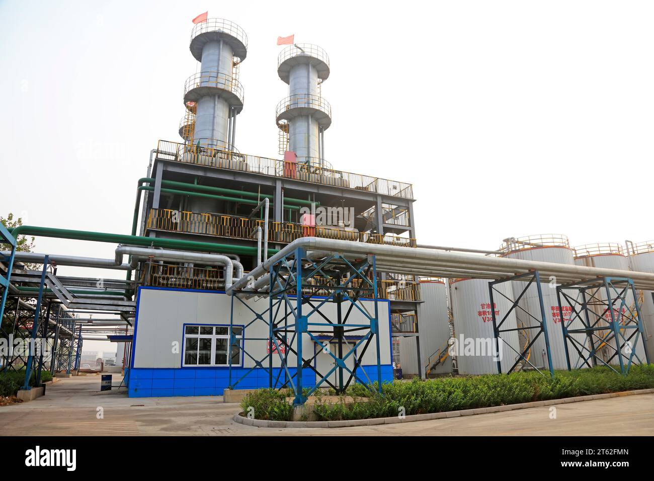 Distillation column hi-res stock photography and images - Alamy