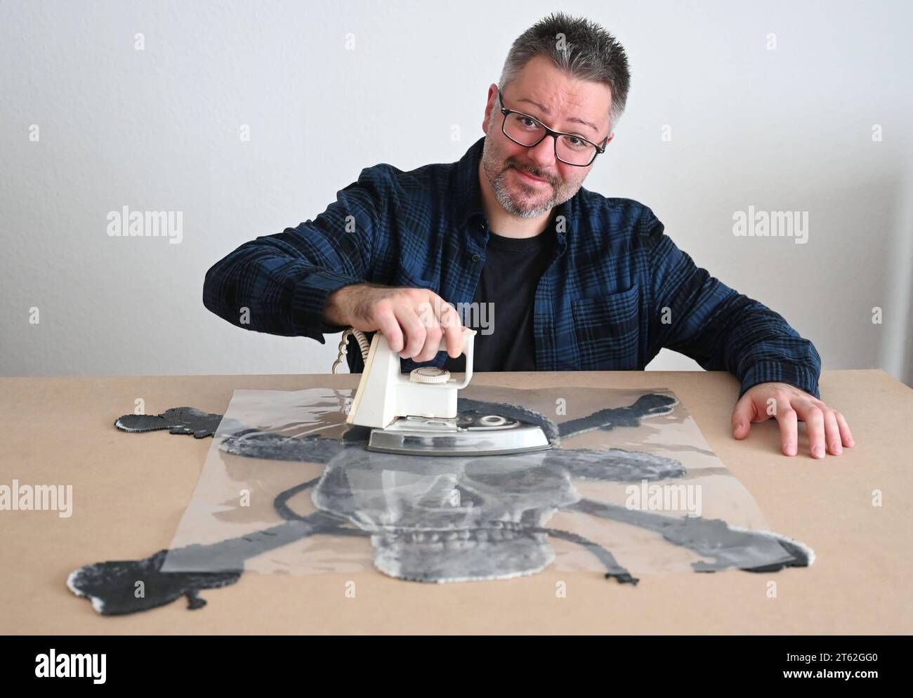 Pforzheim, Germany. 07th Nov, 2023. Oliver Lemke makes an iron-on beadwork in the shape of a ...