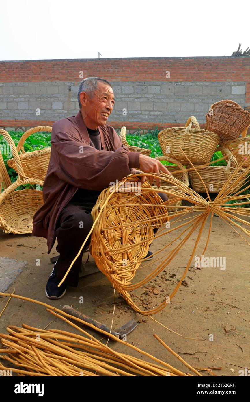 Weaving basket men hi-res stock photography and images - Alamy