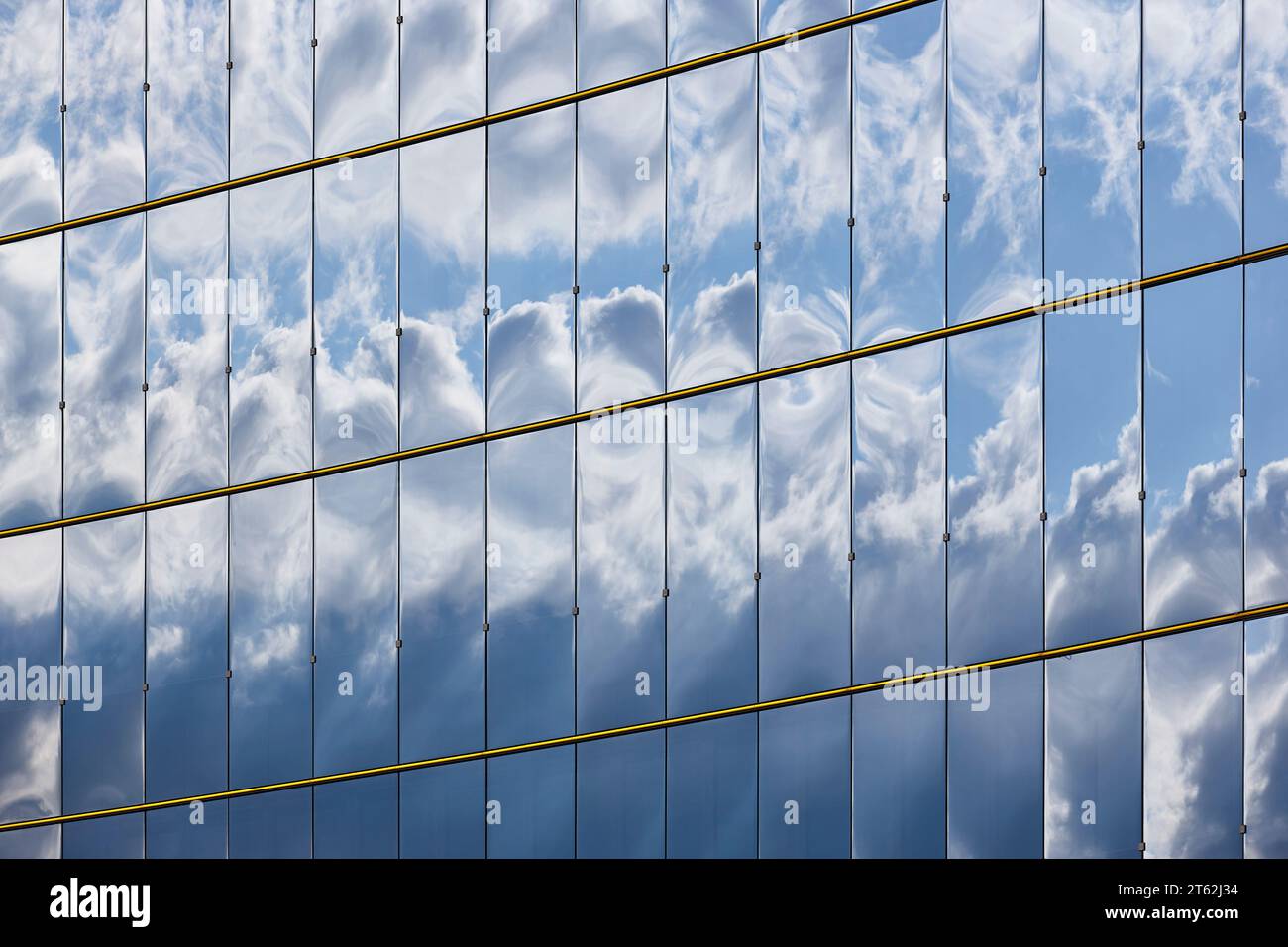 Modern buildings reflection Vienna city center. Moden Wien skyline ...