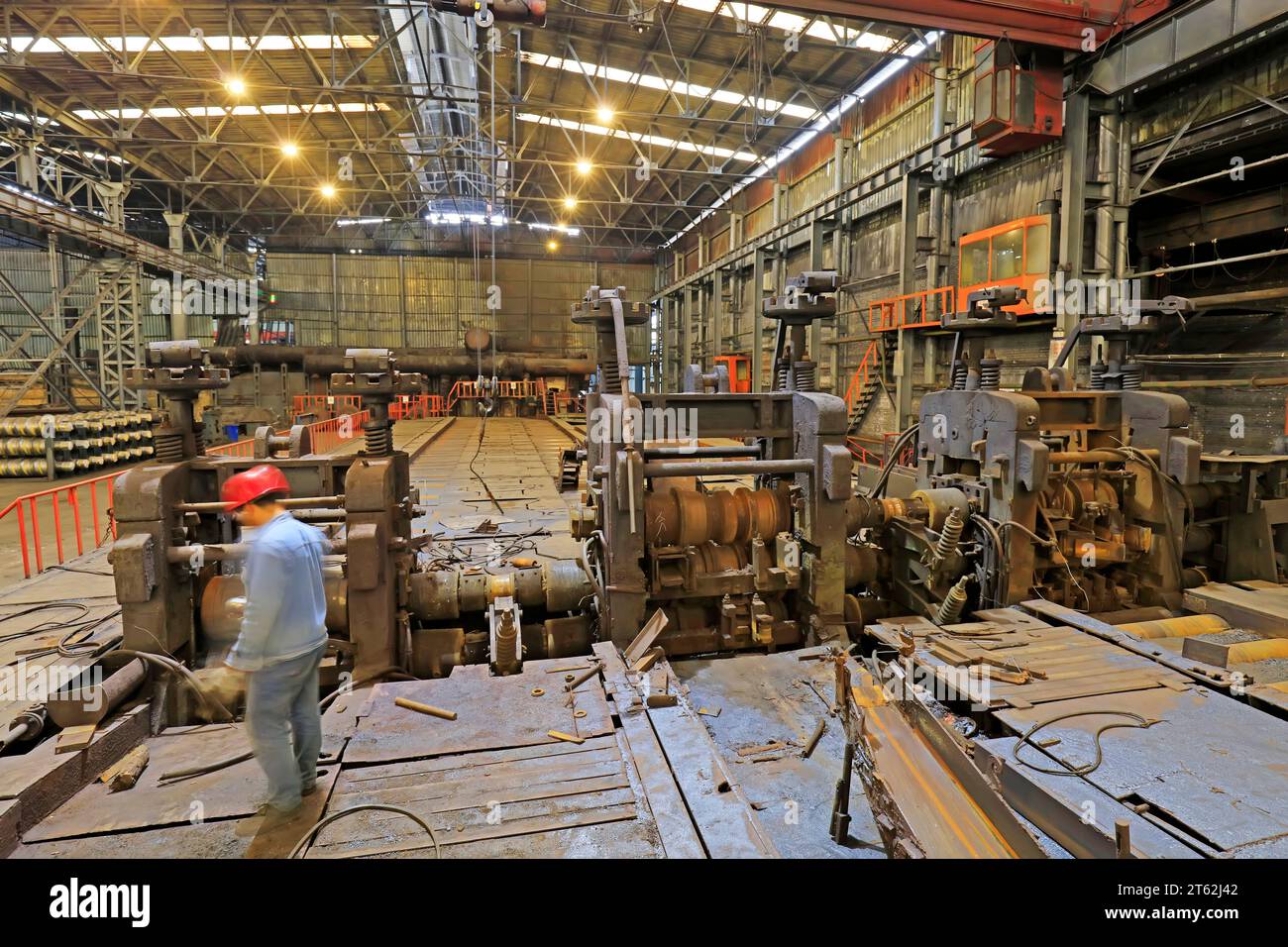 worker overhaul machinery and equipment Stock Photo - Alamy