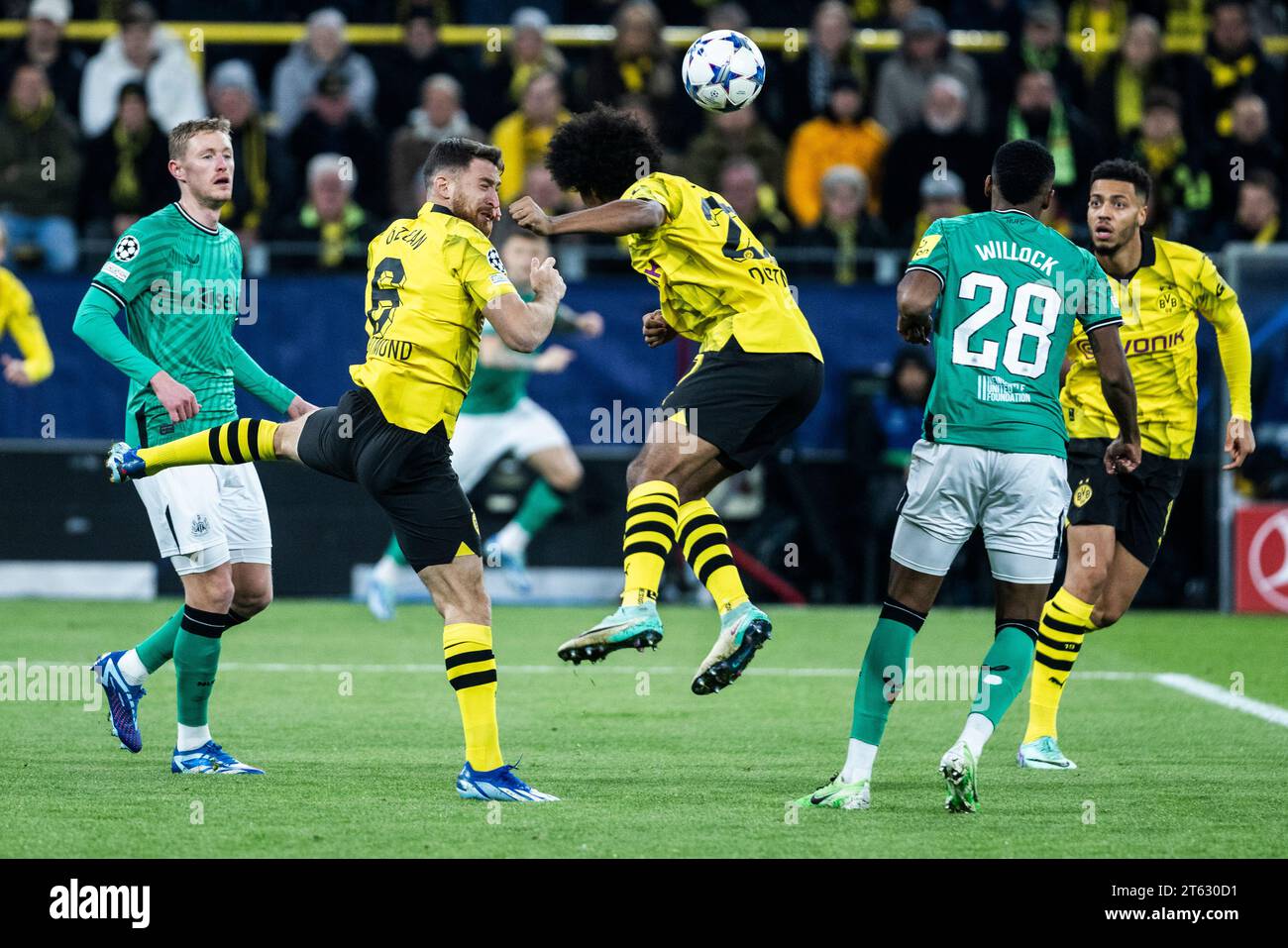 Dortmund, Signal-Iduna-Park, 07.11.23: Salih Özcan (Dortmund) (L) und ...