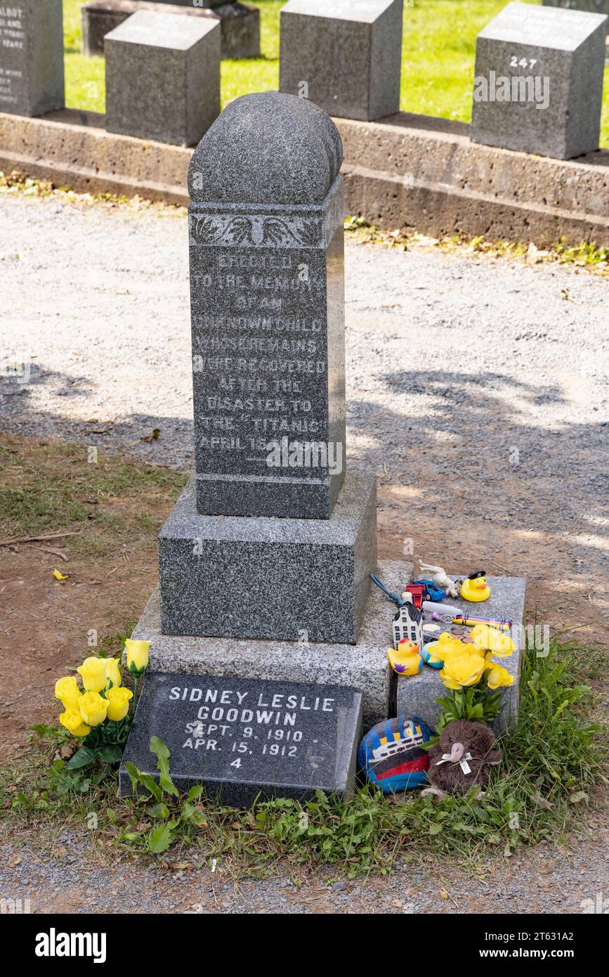 Titanic grave and headstone of the Unknown Child from the Titanic, now ...
