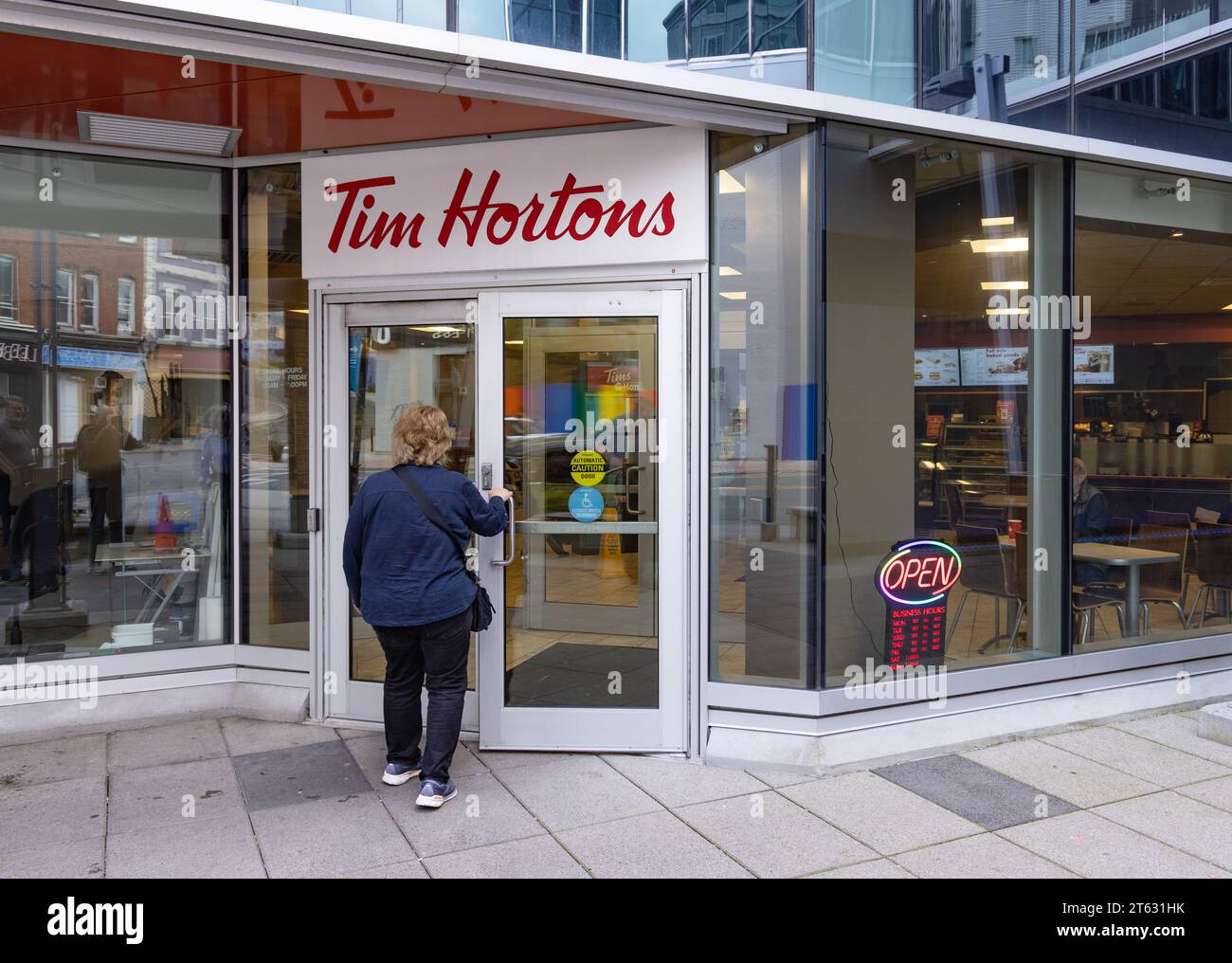 Coffee shop exterior hi-res stock photography and images - Alamy