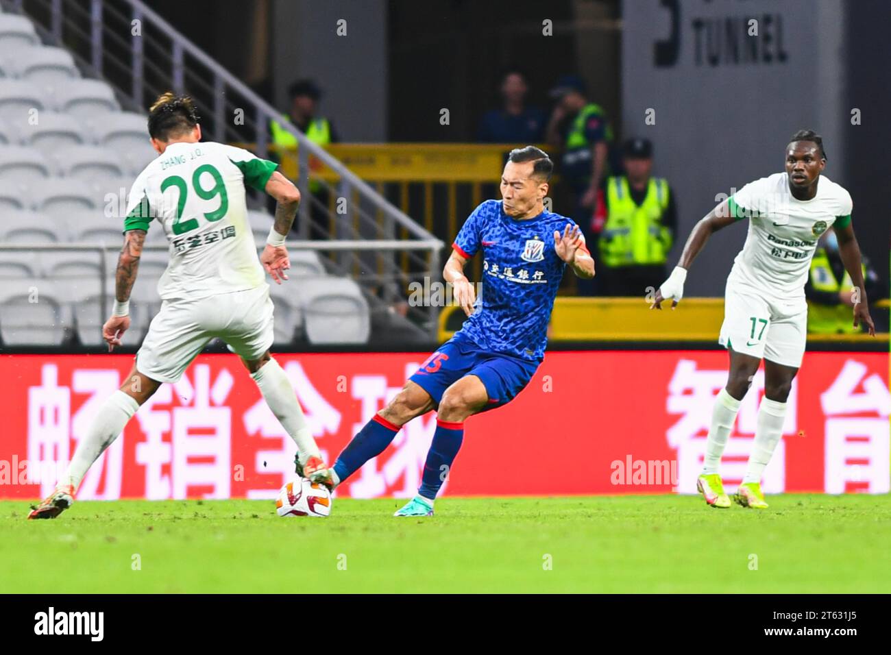 Zhejiang Professional Football Club defeated Shanghai Shenhua Football ...