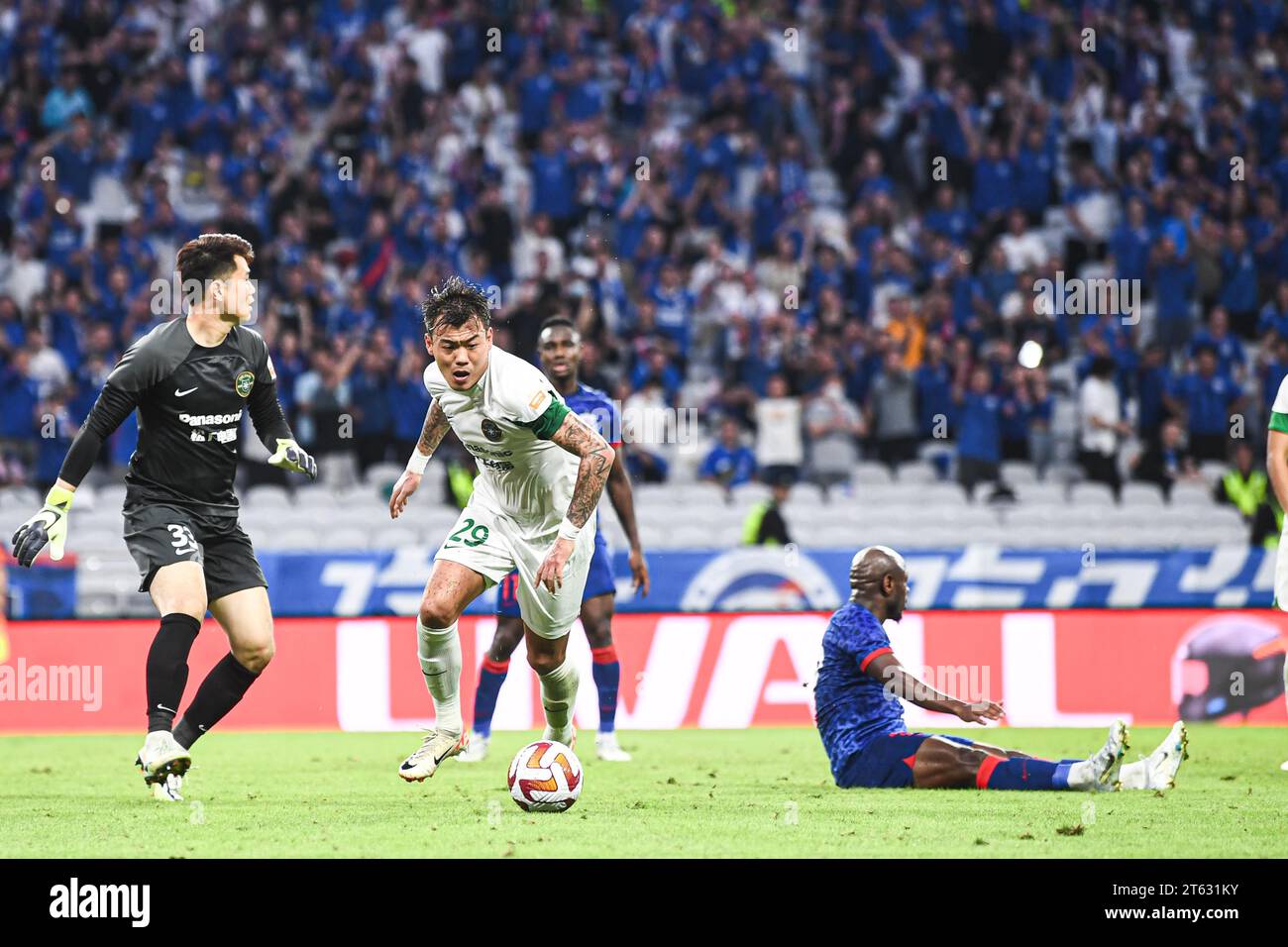 Zhejiang Professional Football Club defeated Shanghai Shenhua Football ...