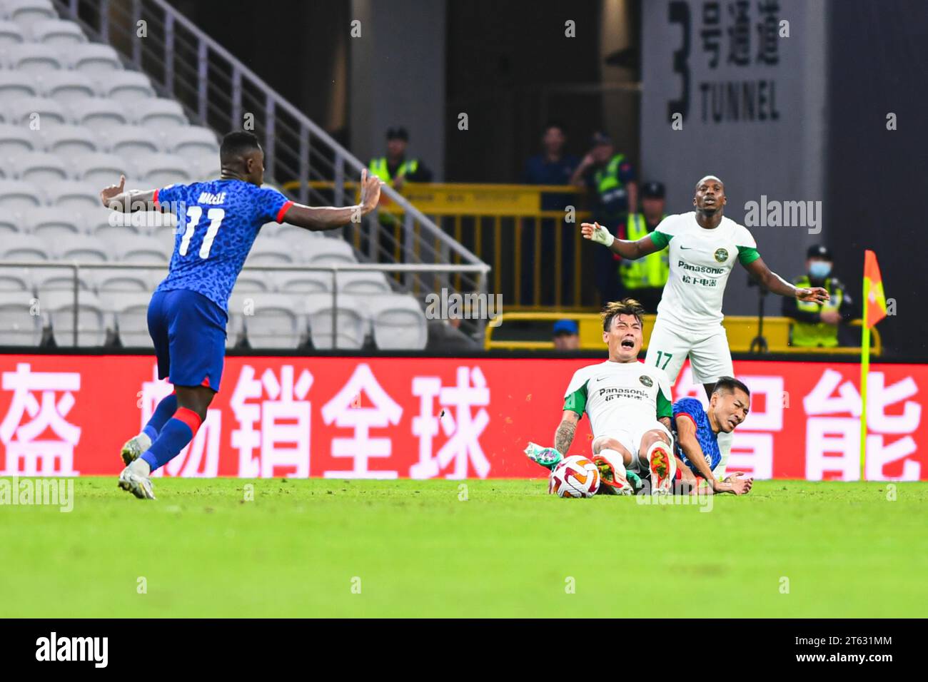 Zhejiang Professional Football Club defeated Shanghai Shenhua Football ...