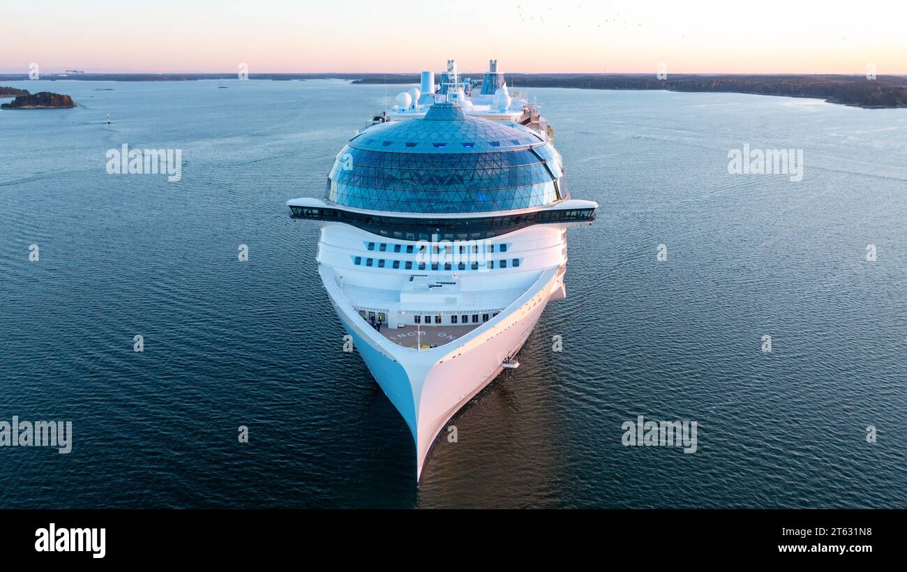 World's largest cruise ship ICON OF THE SEAS during second sea trials ...