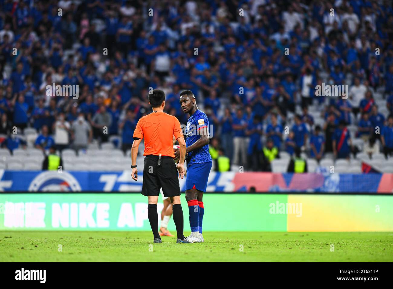 Zhejiang Professional Football Club defeated Shanghai Shenhua Football ...