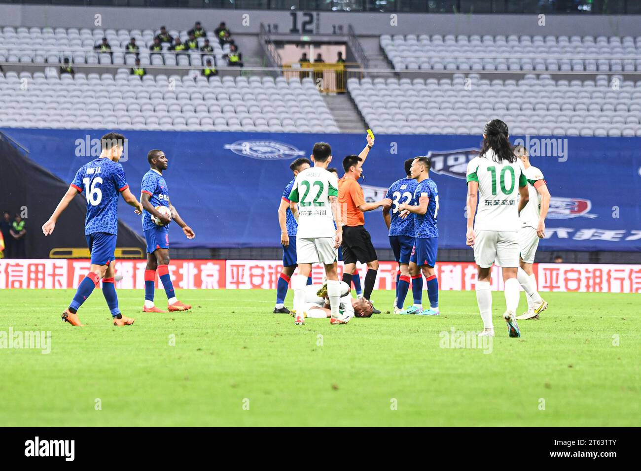 Zhejiang Professional Football Club defeated Shanghai Shenhua Football ...