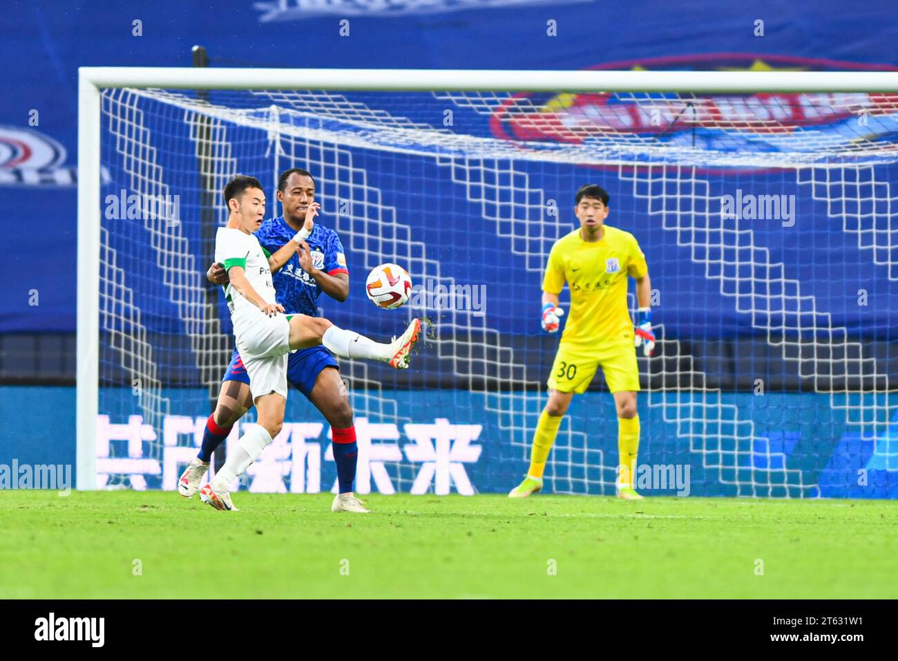 Zhejiang Professional Football Club defeated Shanghai Shenhua Football ...