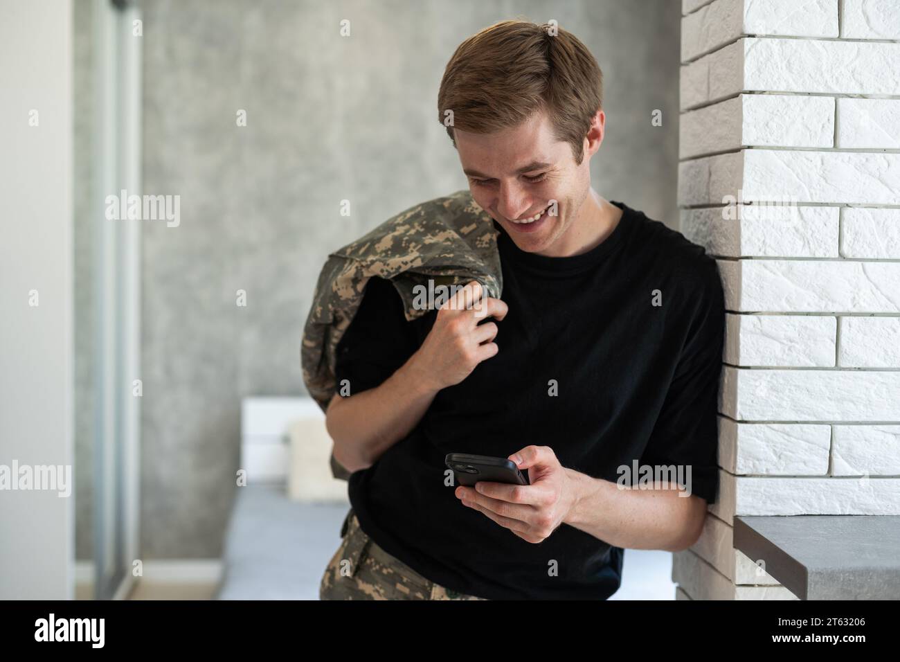 Soldier back home hi-res stock photography and images - Alamy