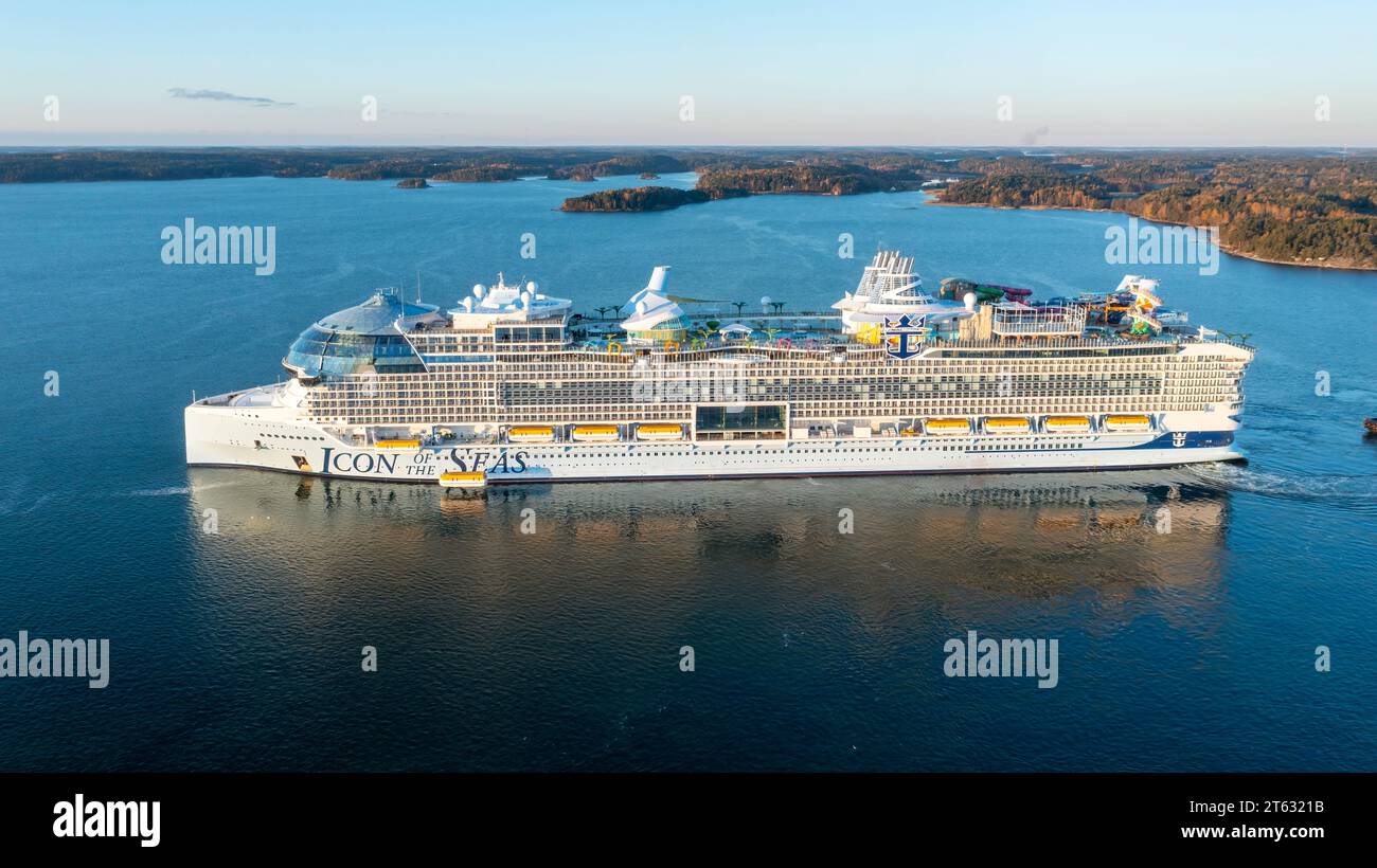 World's largest cruise ship ICON OF THE SEAS during second sea trials ...