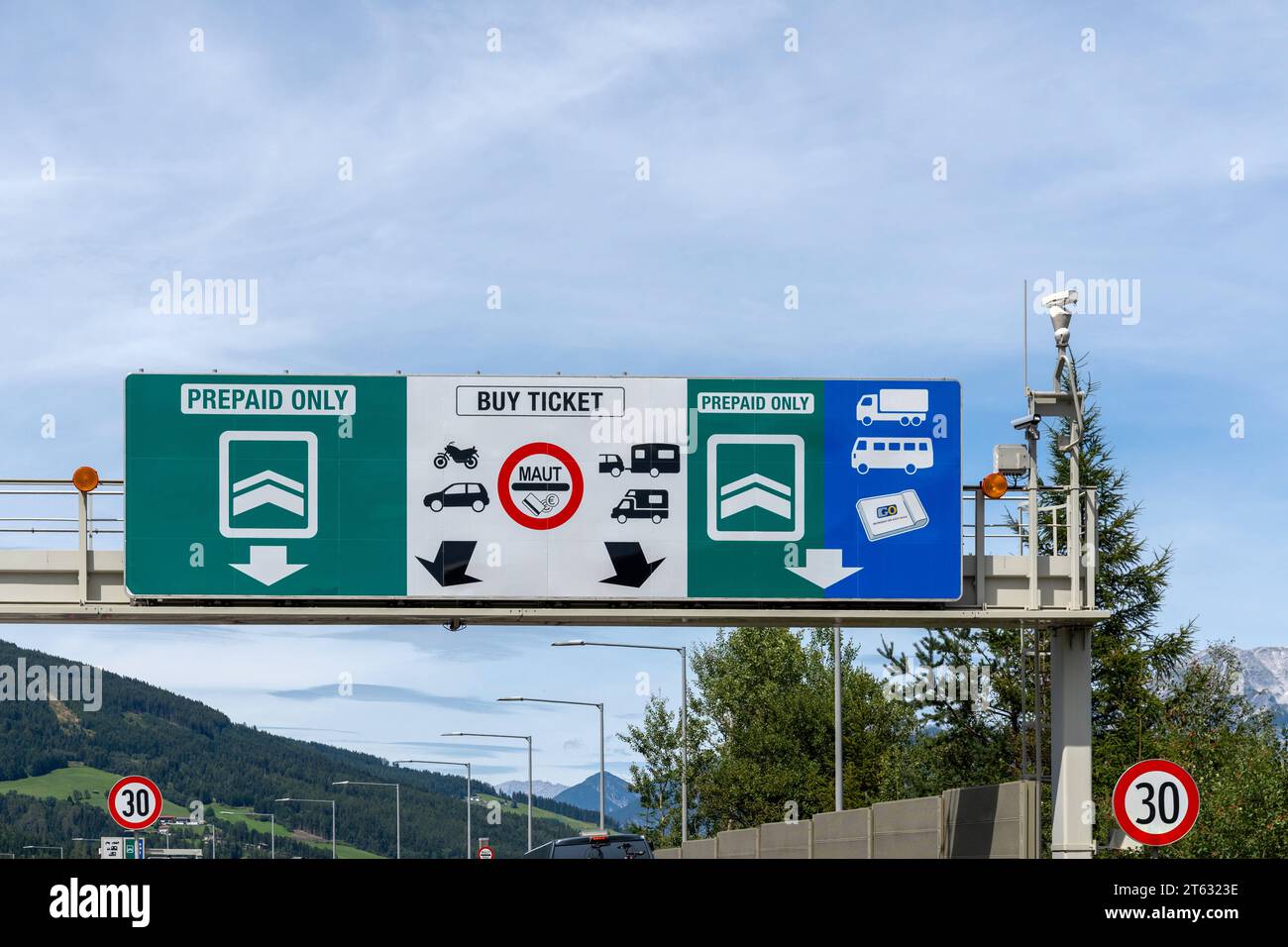 Österreich - 8 August 2023: Stau an der Mautstation in Österreich auf ...