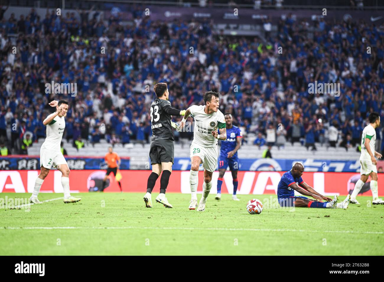 Zhejiang Professional Football Club defeated Shanghai Shenhua Football ...