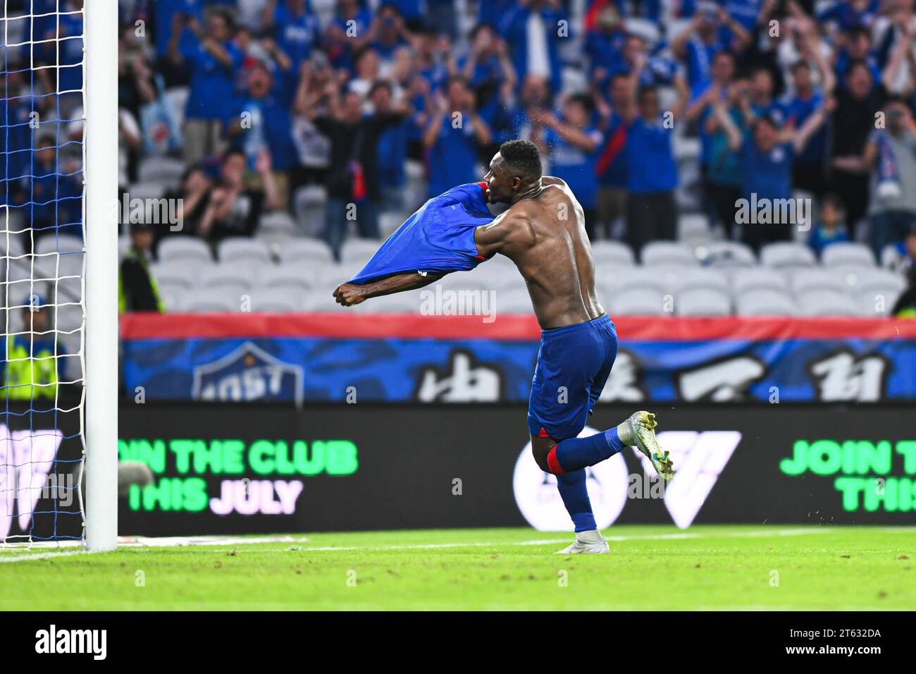 Zhejiang Professional Football Club defeated Shanghai Shenhua Football ...