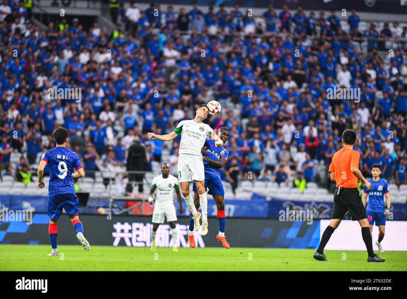 Zhejiang Professional Football Club defeated Shanghai Shenhua Football ...