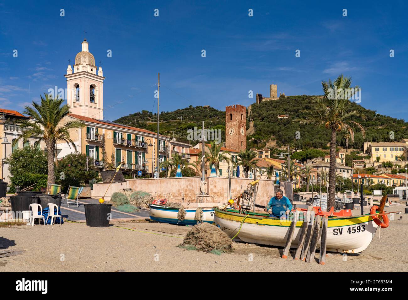 Fischerboote am Strand der Fischer von Noli, Riviera di Ponente ...