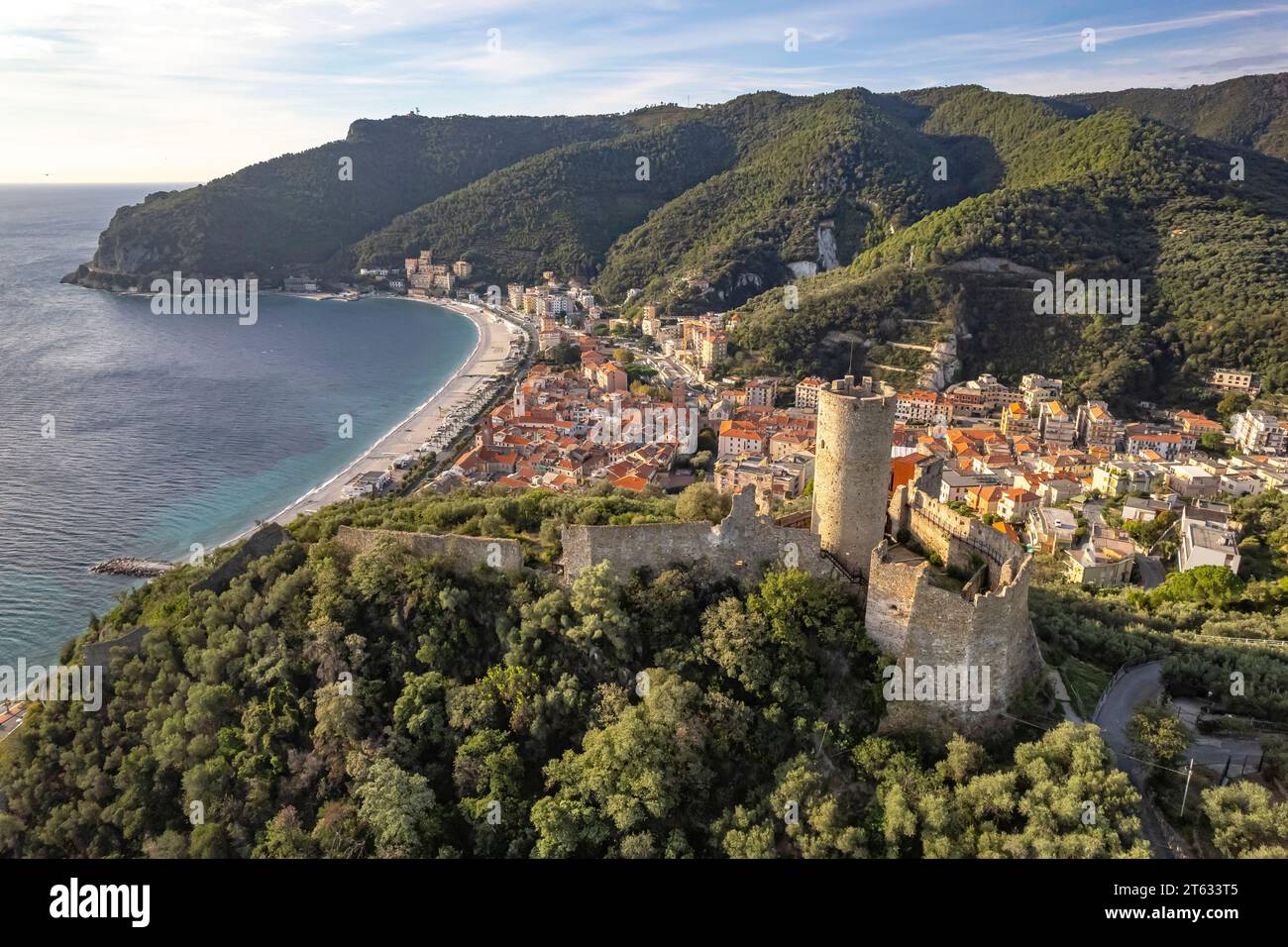 Die Burg Castello di Monte Ursino, Noli und die Küste aus der Luft ...