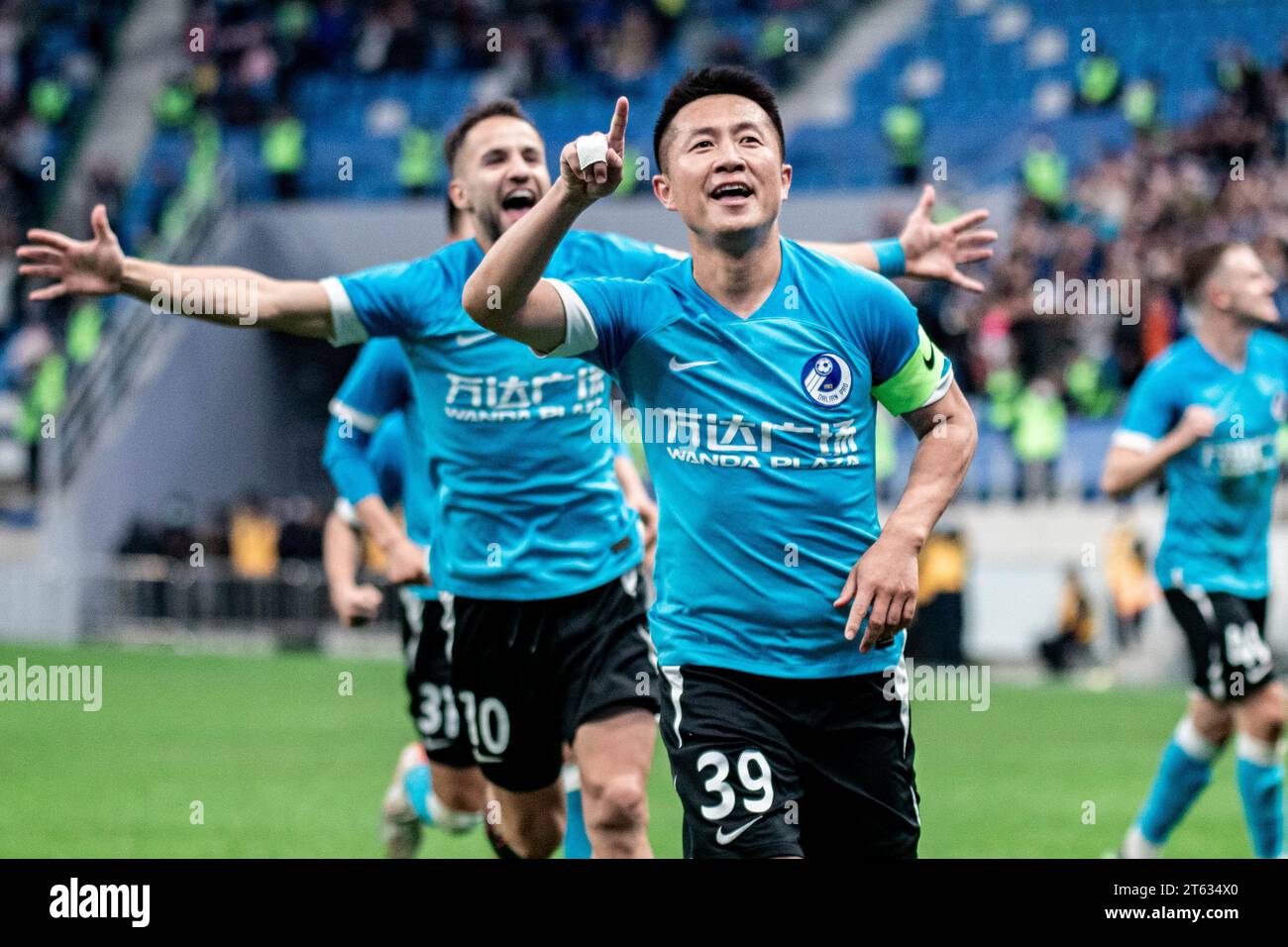 Shanghai Port Football Club defeated Dalian Professional Football Club ...