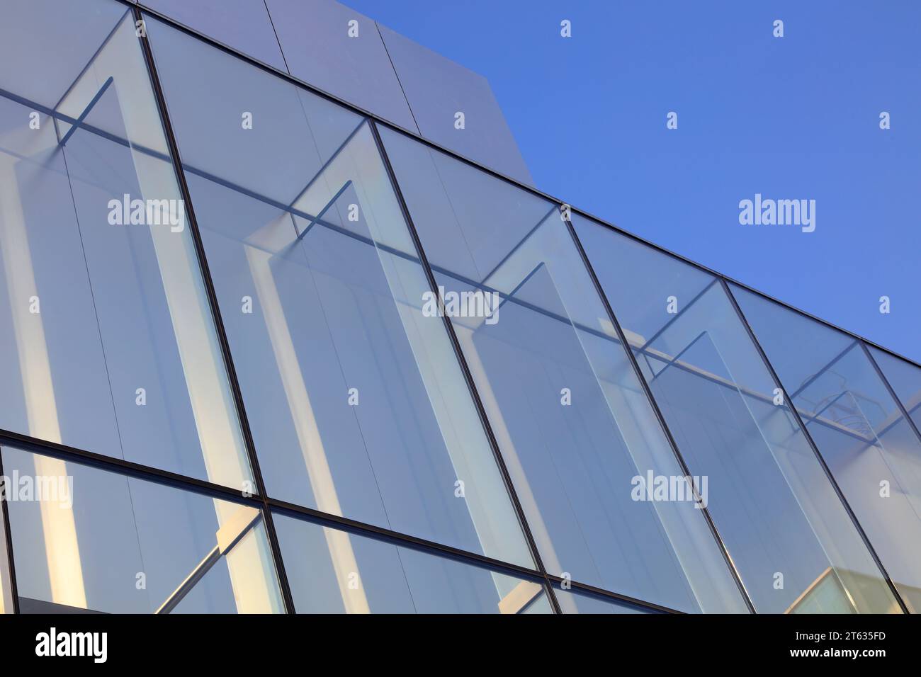 Reflective glass curtain wall hi-res stock photography and images - Alamy