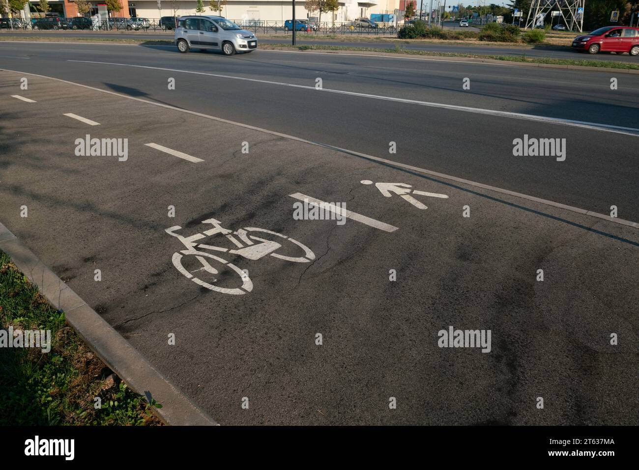 Cycle path with an area dedicated to those who walk, run or walk ...
