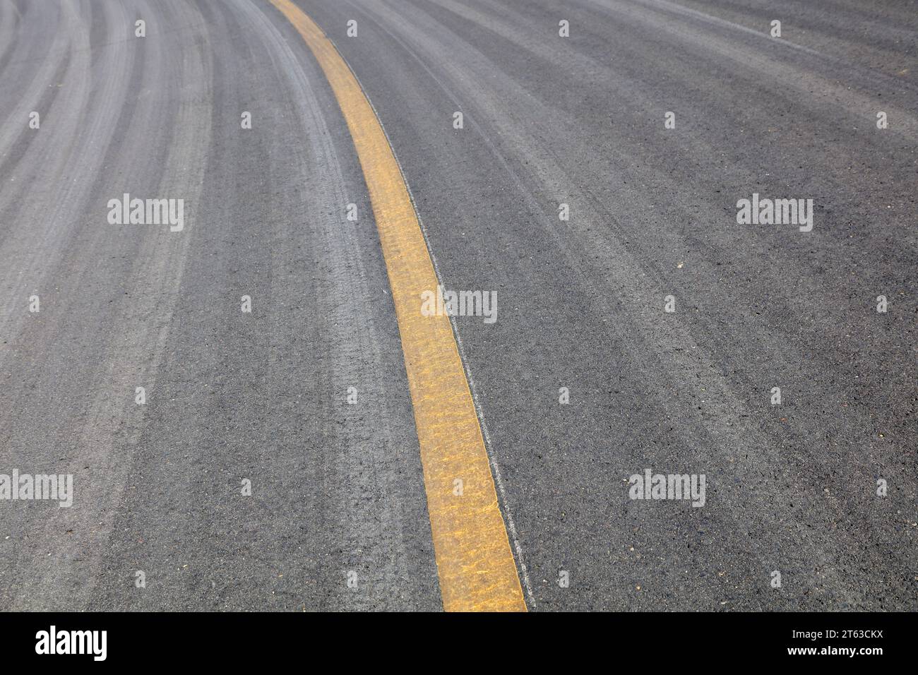 Solid yellow road lines hi-res stock photography and images - Alamy
