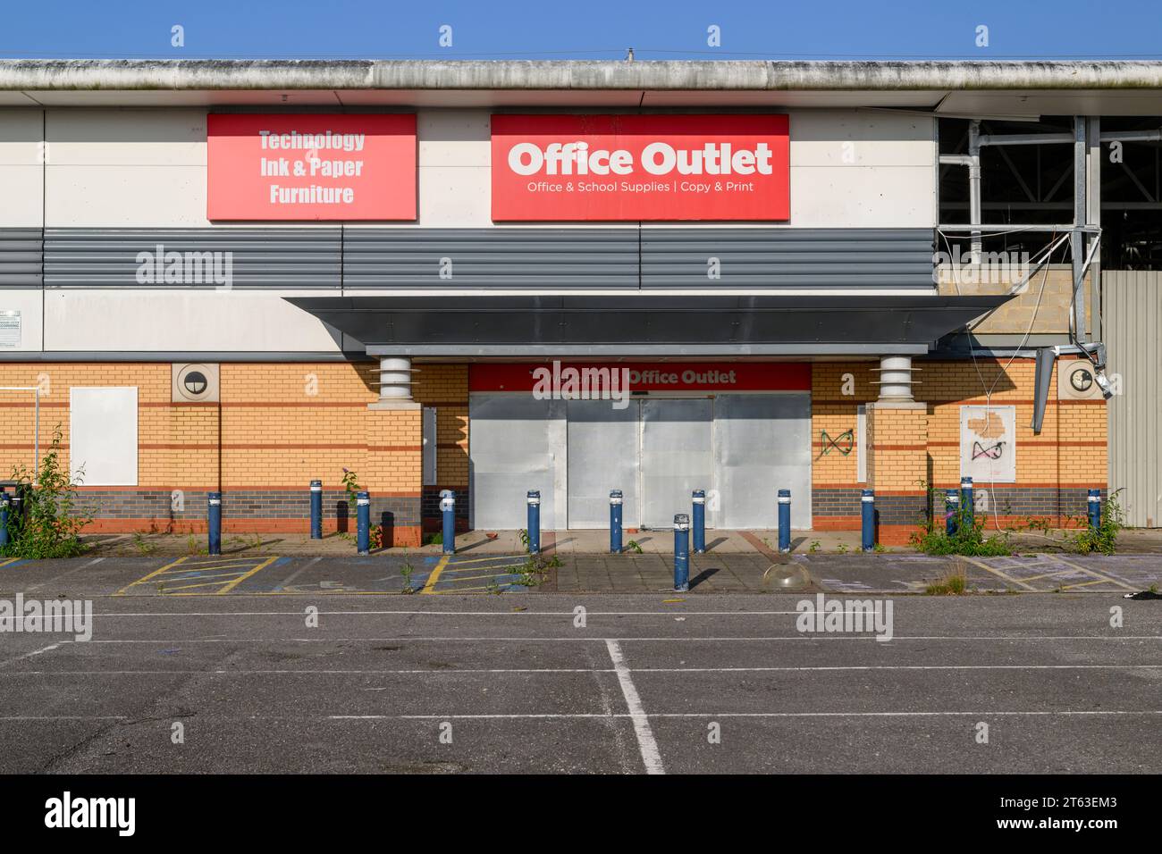 The closed down and derelict Brighton Hill Retail Park, Basingstoke ...