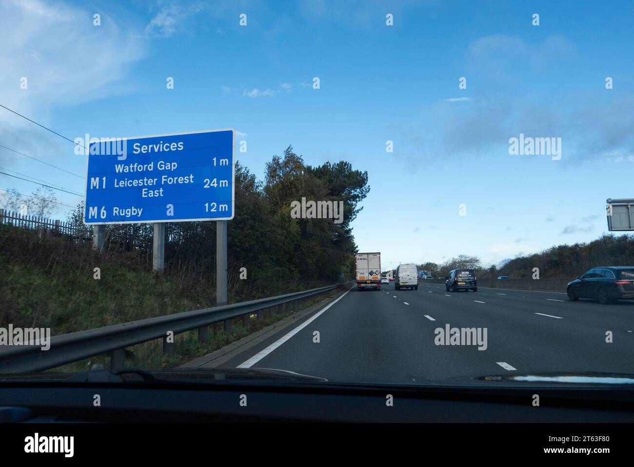 M1 motorway sign hi-res stock photography and images - Alamy