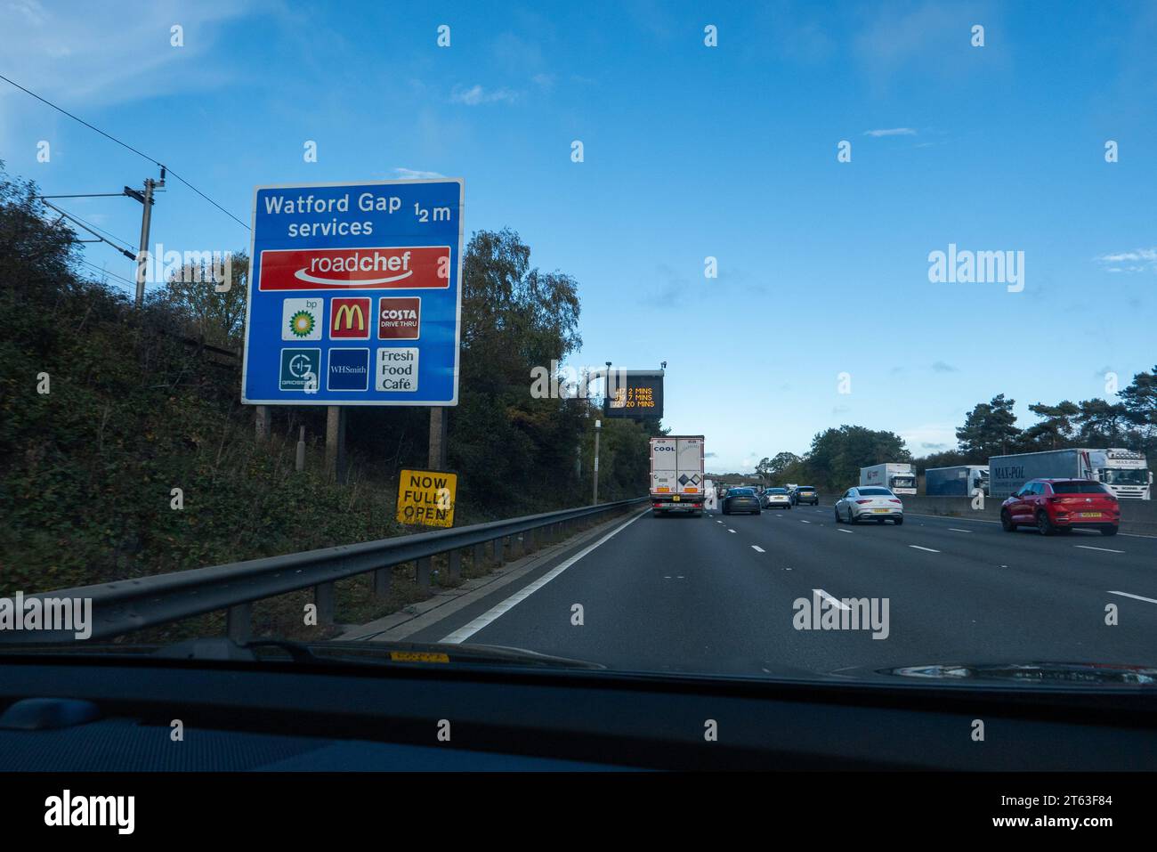 M1 motorway sign hi-res stock photography and images - Alamy