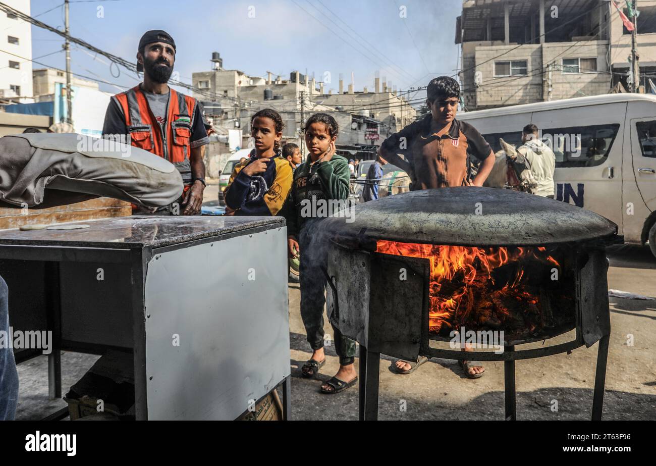 Rafah, Palestinian Territories. 08th Nov, 2023. A Palestinian baker ...