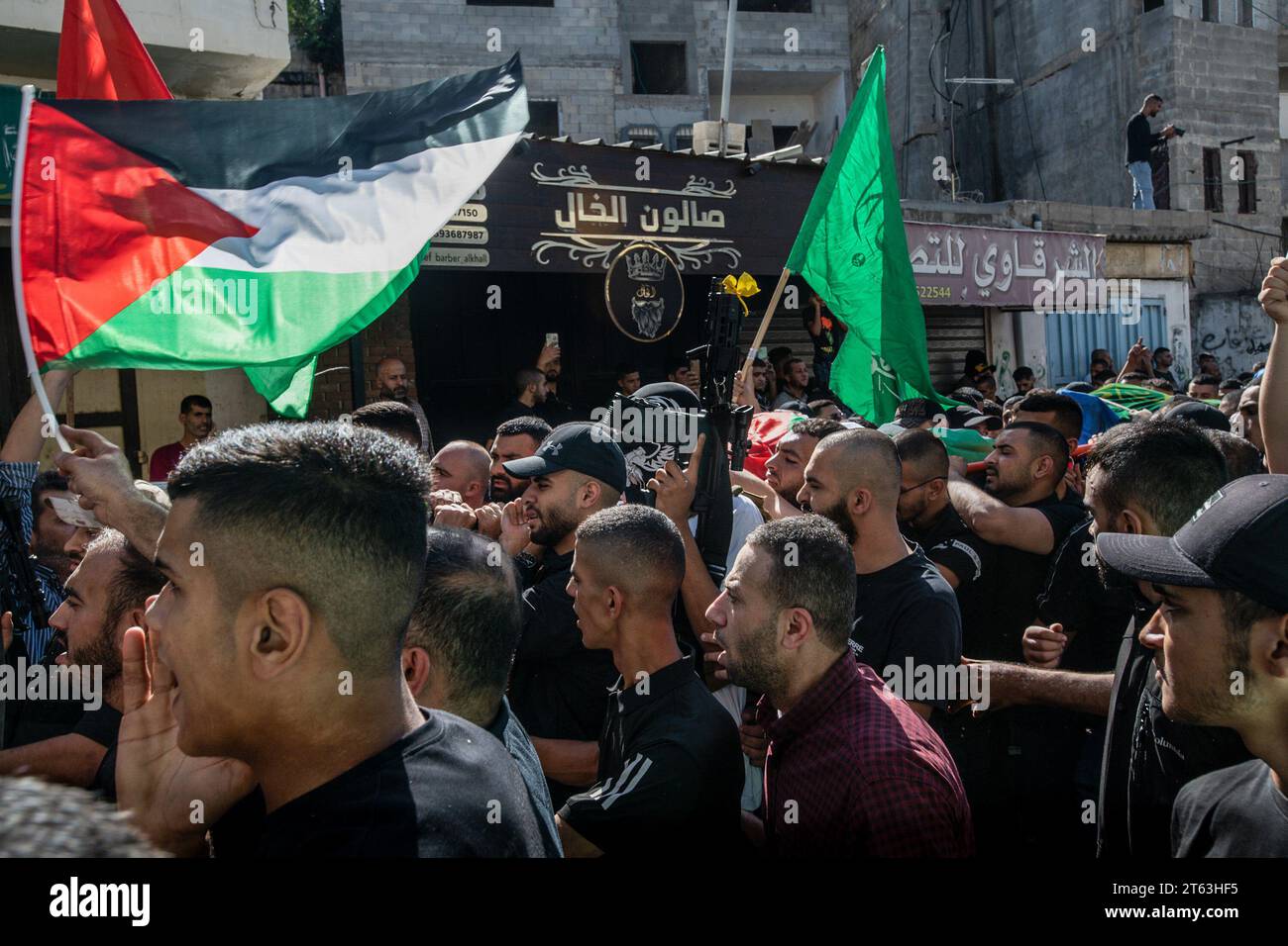 Tulkarm, Palestine. 07th Nov, 2023. Mourners march with weapons and ...