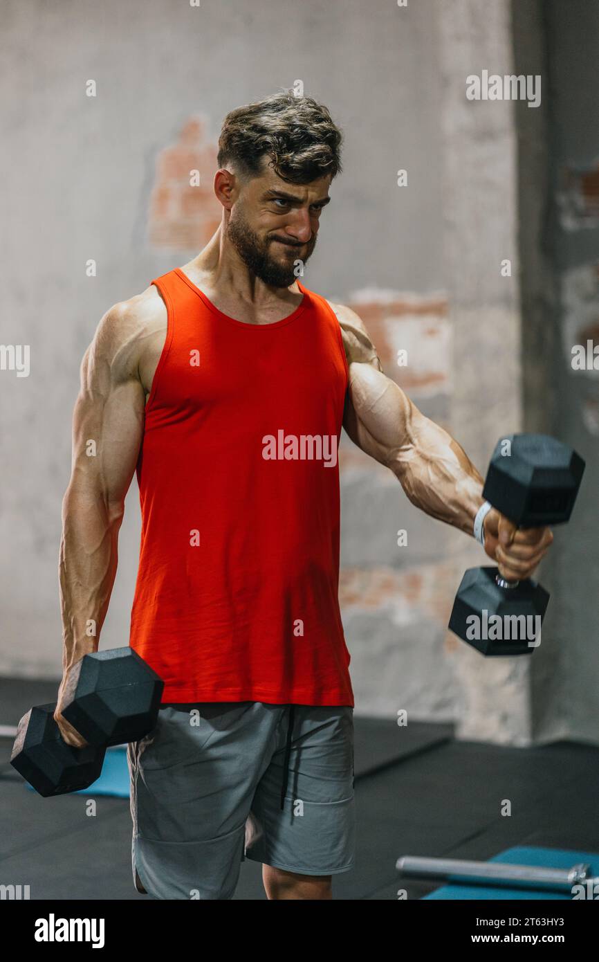 Well built man hi-res stock photography and images - Alamy