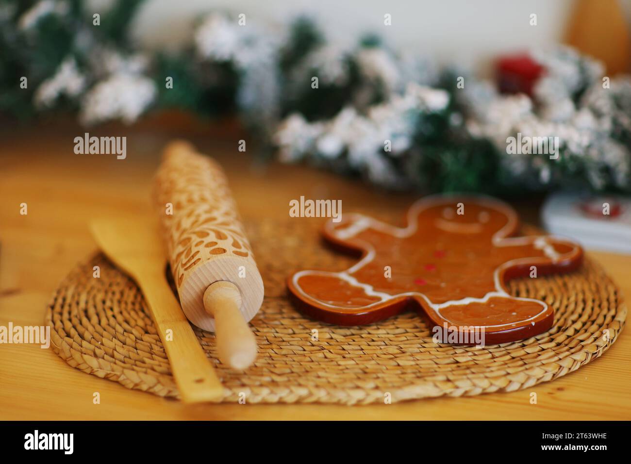 Baking gingerbread men, making Christmas gingerbread cookies, cookie ...