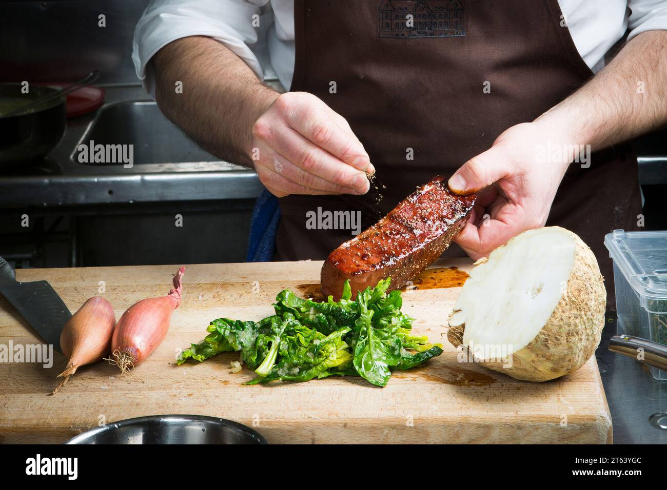 Chef plating meat hi-res stock photography and images - Alamy