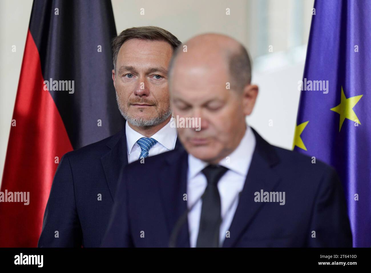 Christian Lindner steht hinter Bundeskanzler Olaf Scholz ...