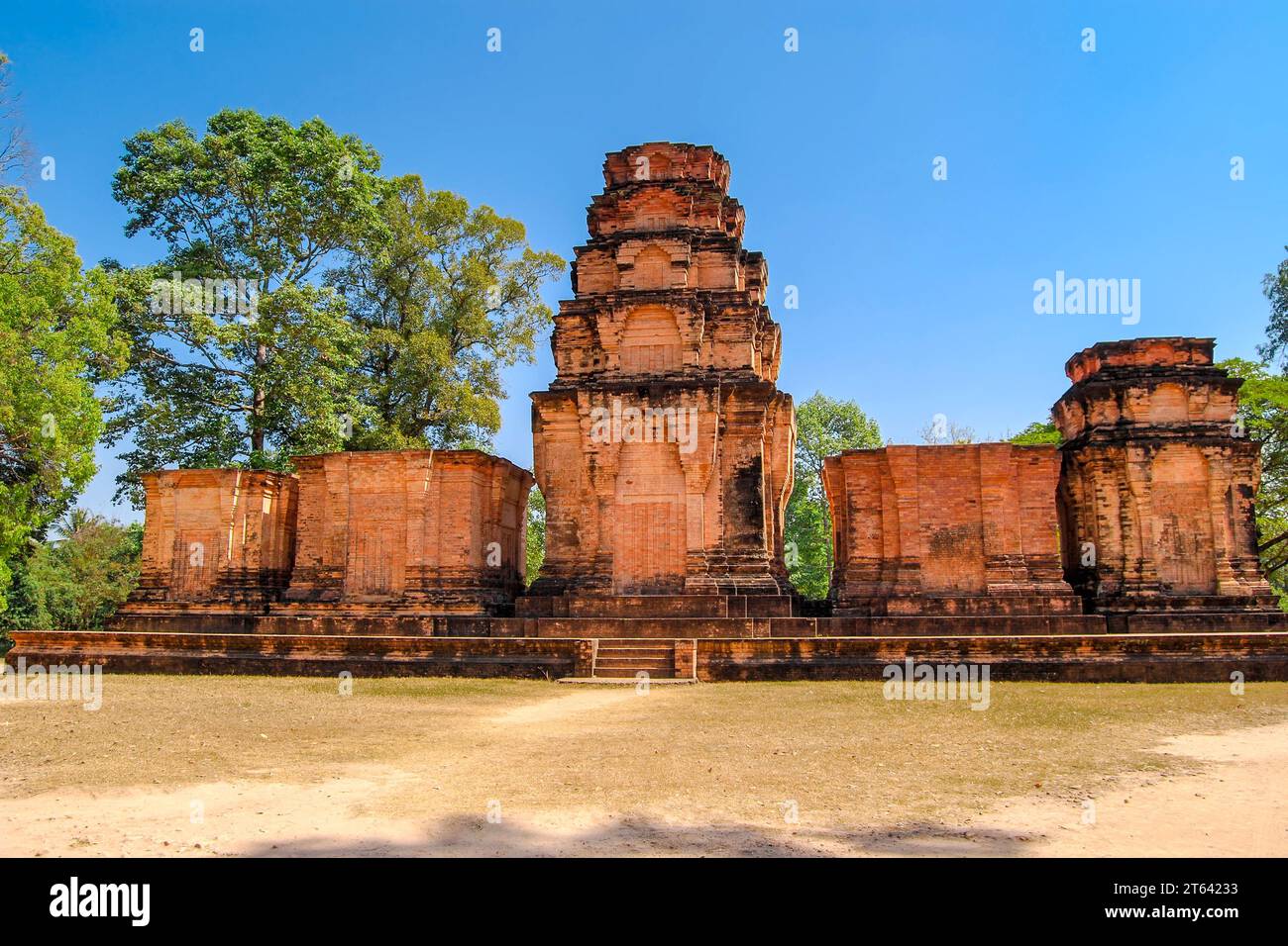 Khmer angkorian jungle temple hi-res stock photography and images - Alamy