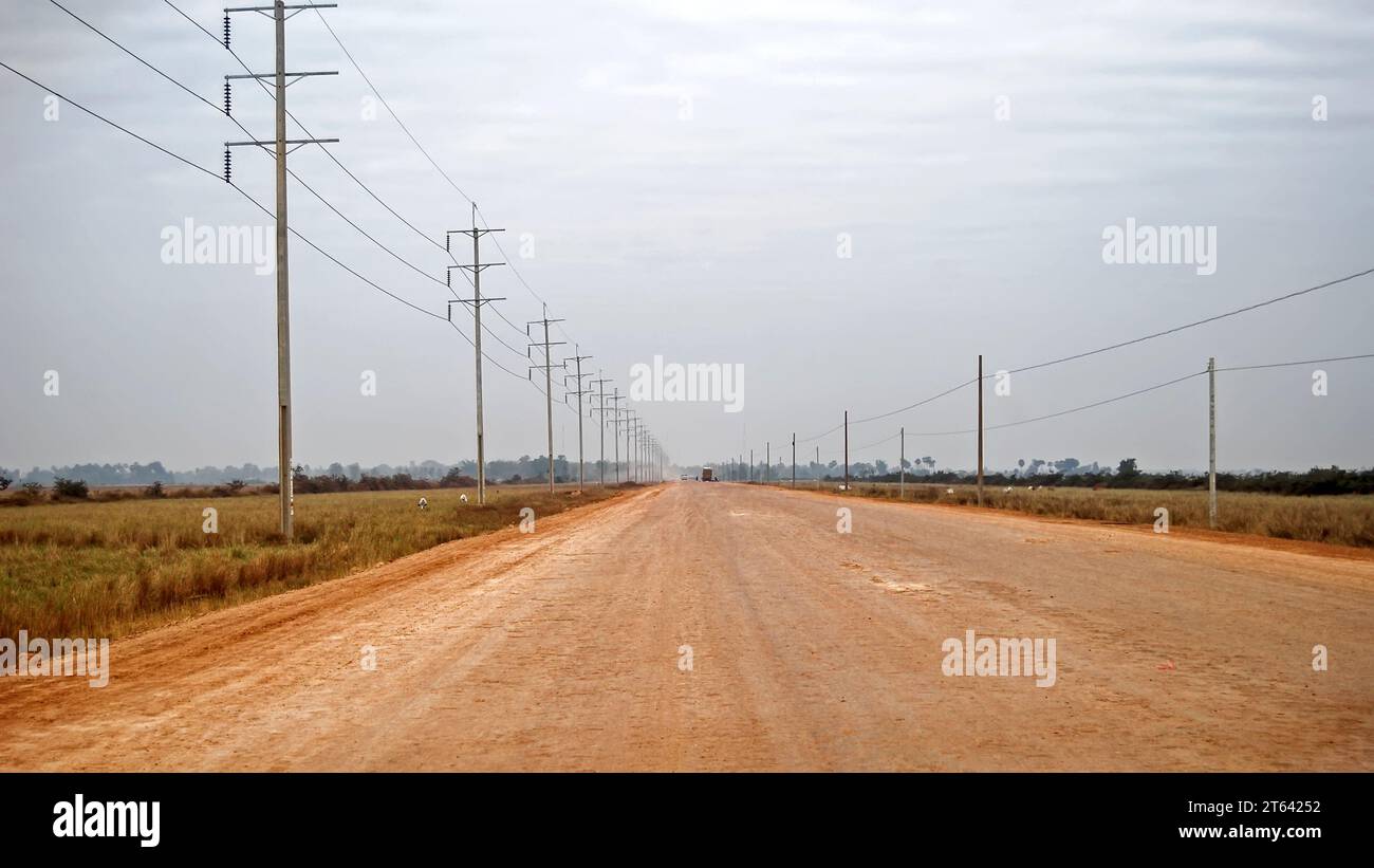 Dirt road to the city of Siem (Cambodia) from the border with Thailand ...