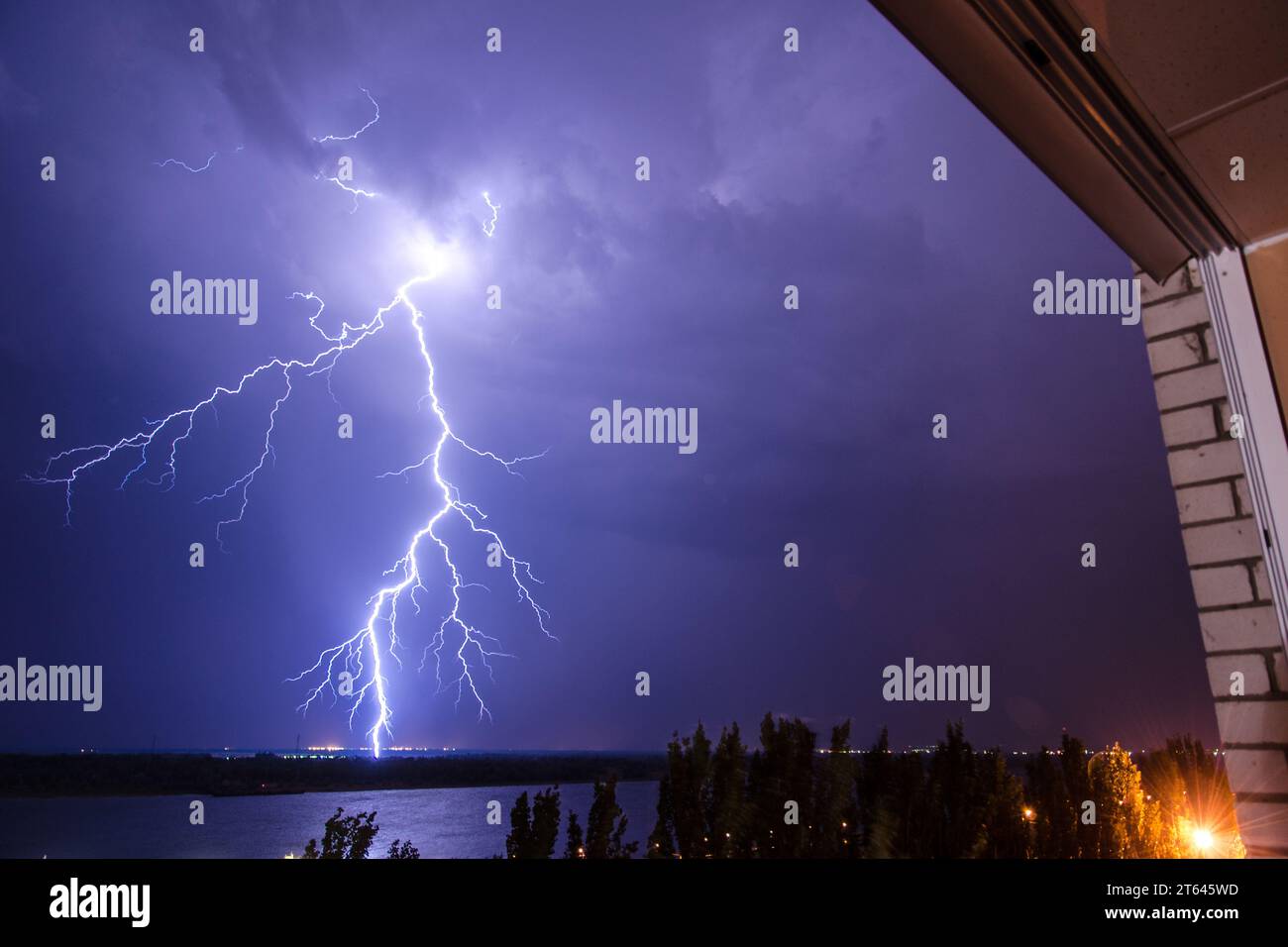 Lightning from the sky hi-res stock photography and images - Alamy