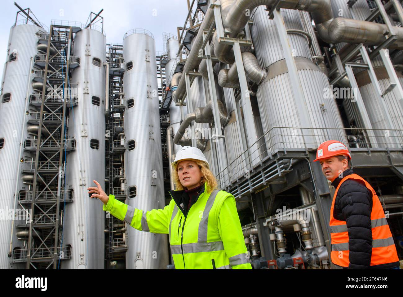 Wanzleben, Germany. 08th Nov, 2023. Meike Kelz (l), Nordzucker's plant ...